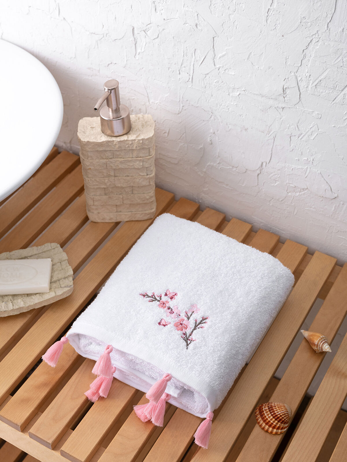 Çiçek Nakışlı Püsküllü Bukle Yüz Havlusu 50x80 Cm