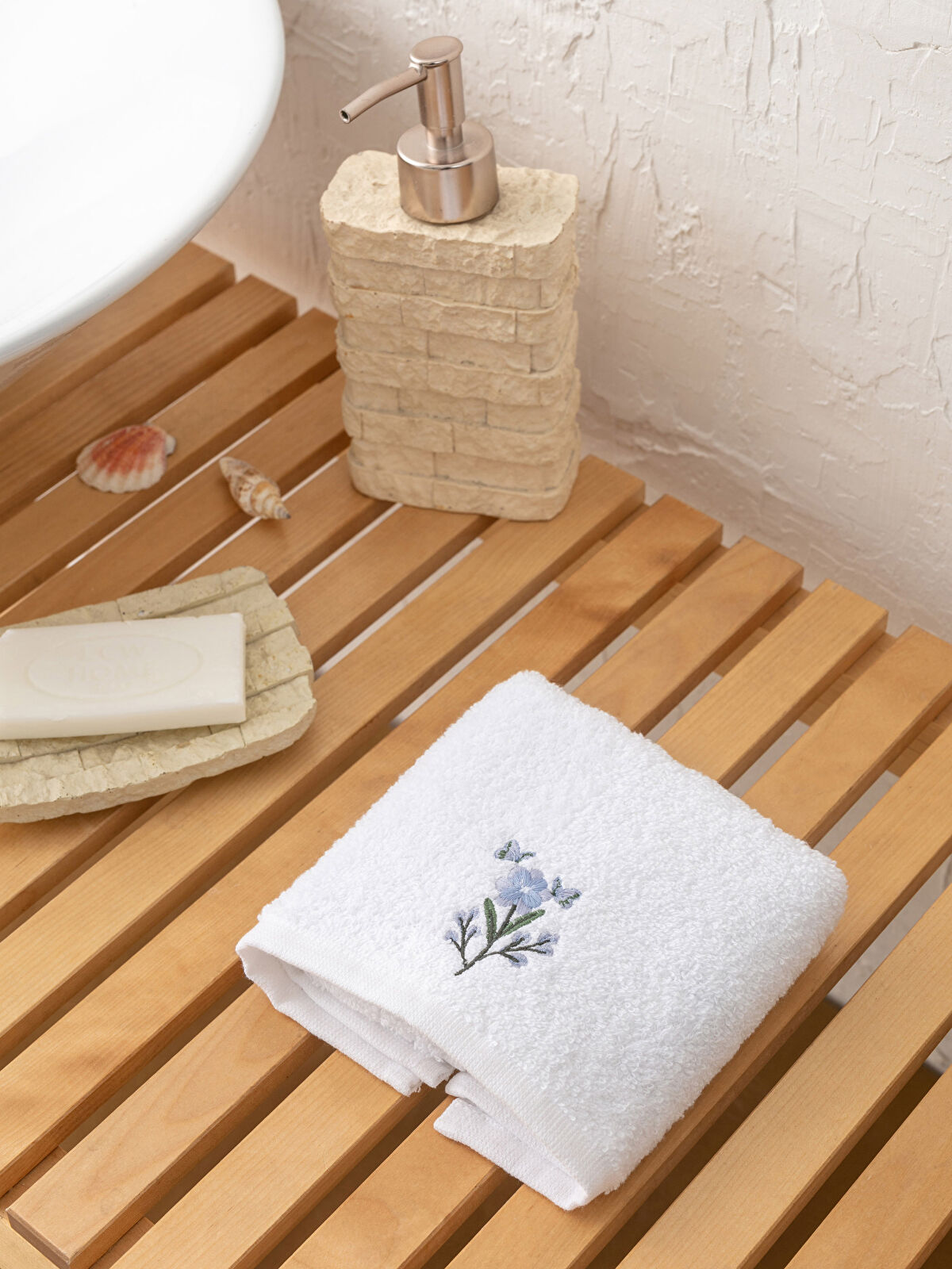 Çiçek Nakışlı  Bukle El Havlusu 30x50 Cm