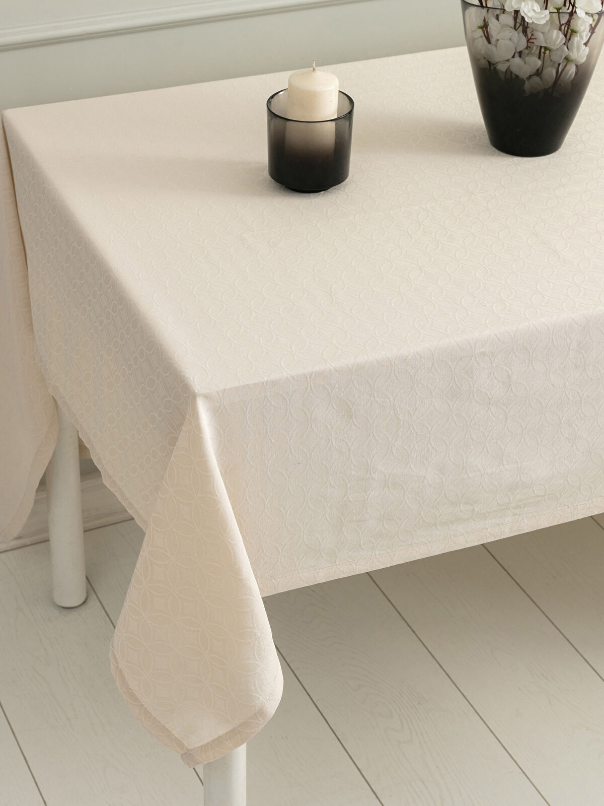 Kendinden Desenli Jakarlı Masa Örtüsü 150x200 Cm Kendinden Desenli Jakarlı Masa Örtüsü 150x200 Cm