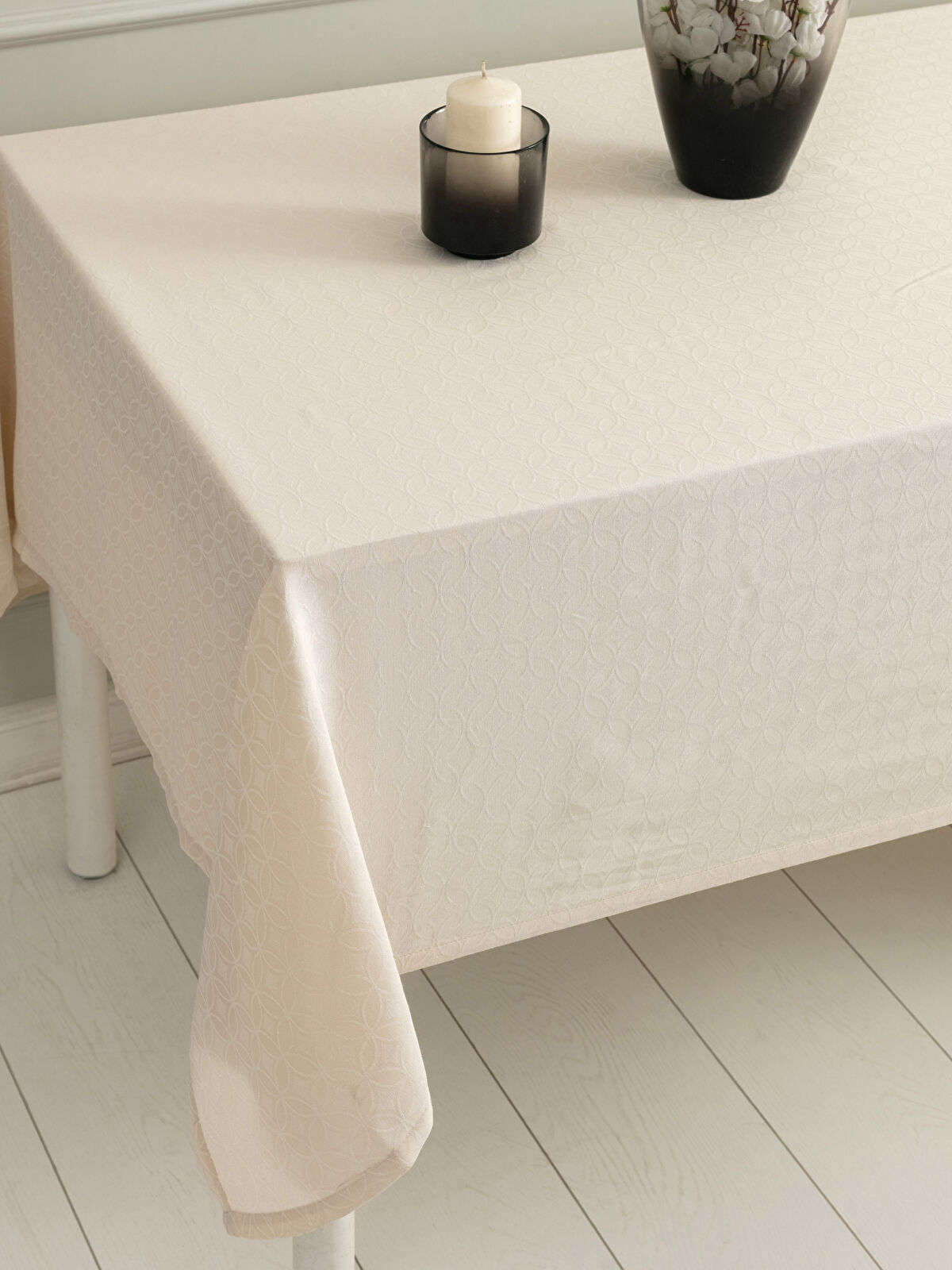 Kendinden Desenli Jakarlı Masa Örtüsü 150x250 Cm