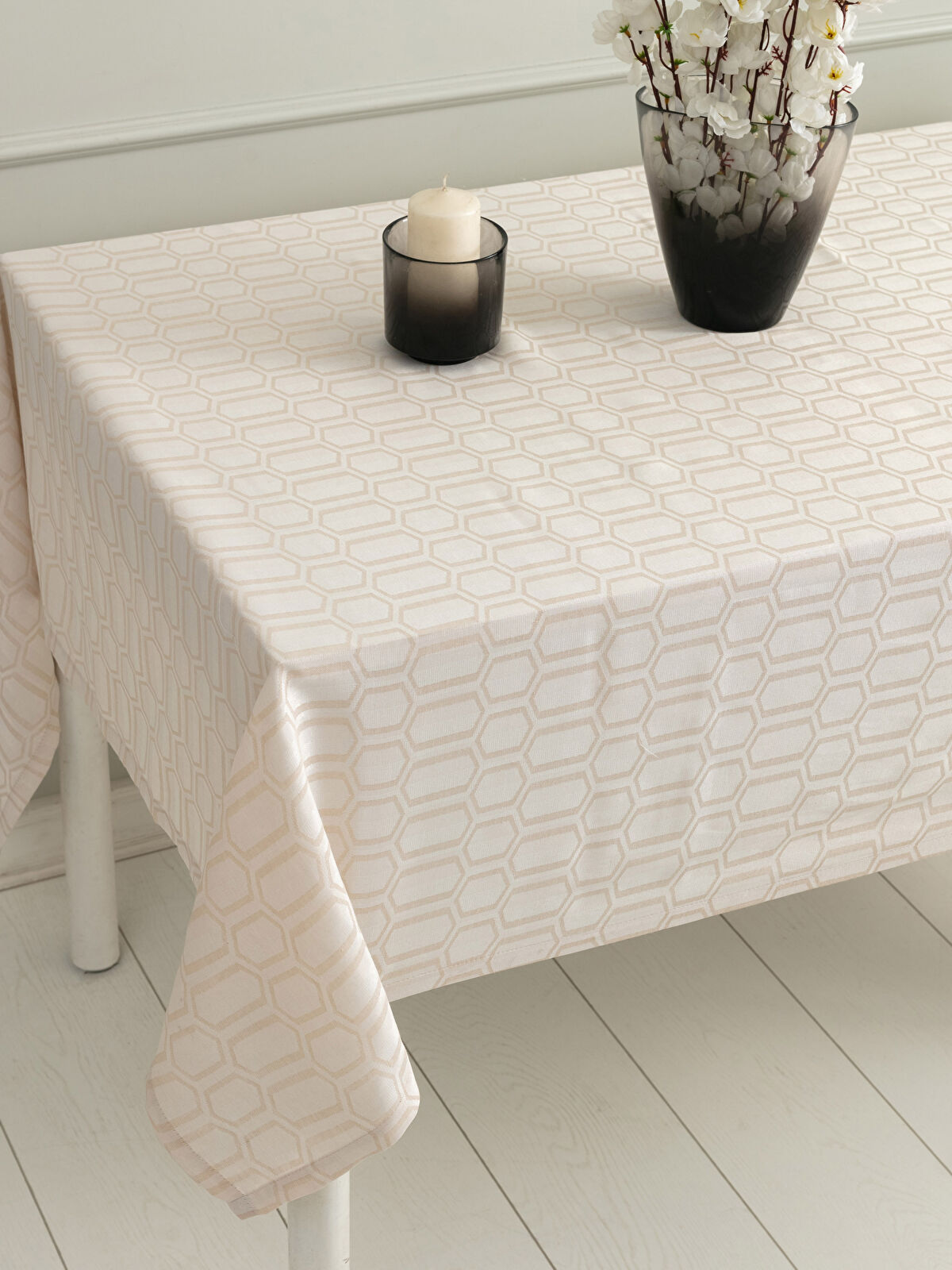 Kendinden Desenli Jakarlı Masa Örtüsü 150x250 Cm Kendinden Desenli Jakarlı Masa Örtüsü 150x250 Cm