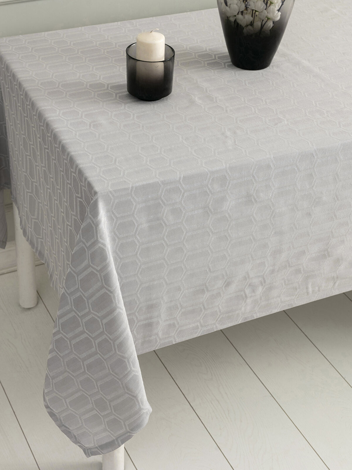 Kendinden Desenli Jakarlı Masa Örtüsü 150x250 Cm Kendinden Desenli Jakarlı Masa Örtüsü 150x250 Cm