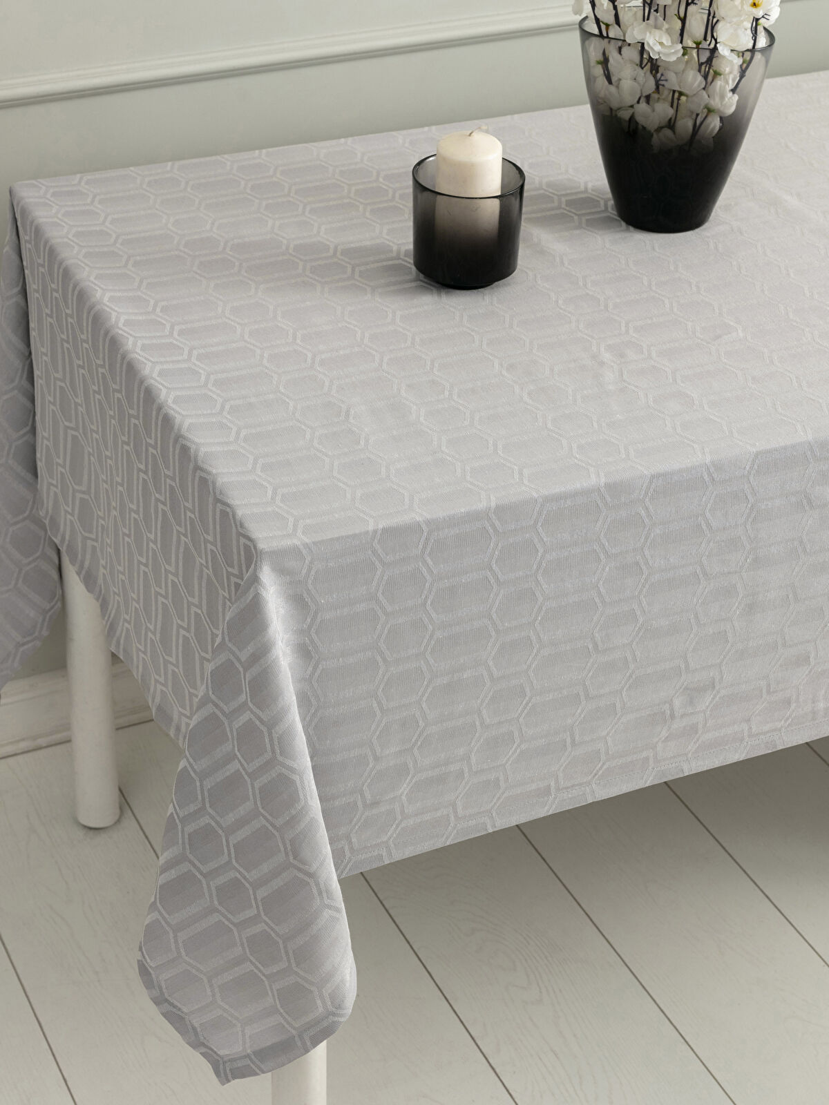 Kendinden Desenli Jakarlı Masa Örtüsü 150x200 Cm