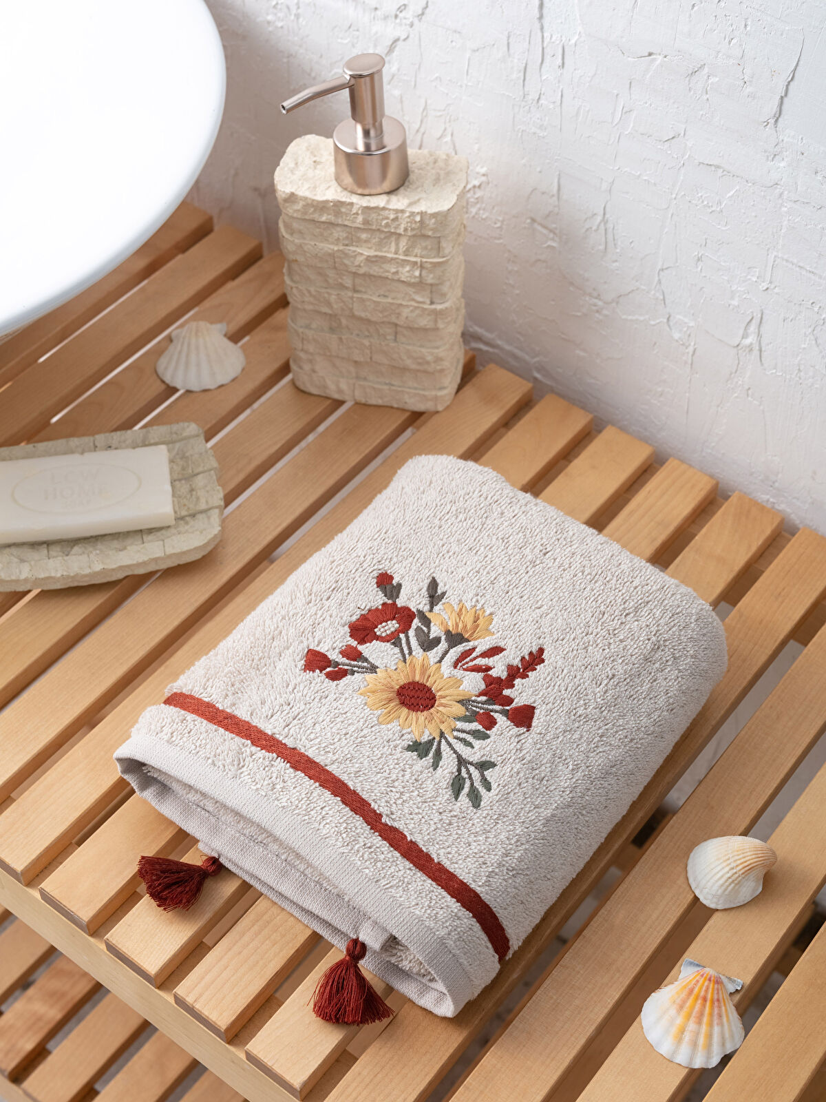 Çiçek Nakışlı Püsküllü Bukle Yüz Havlusu 50x80 Cm