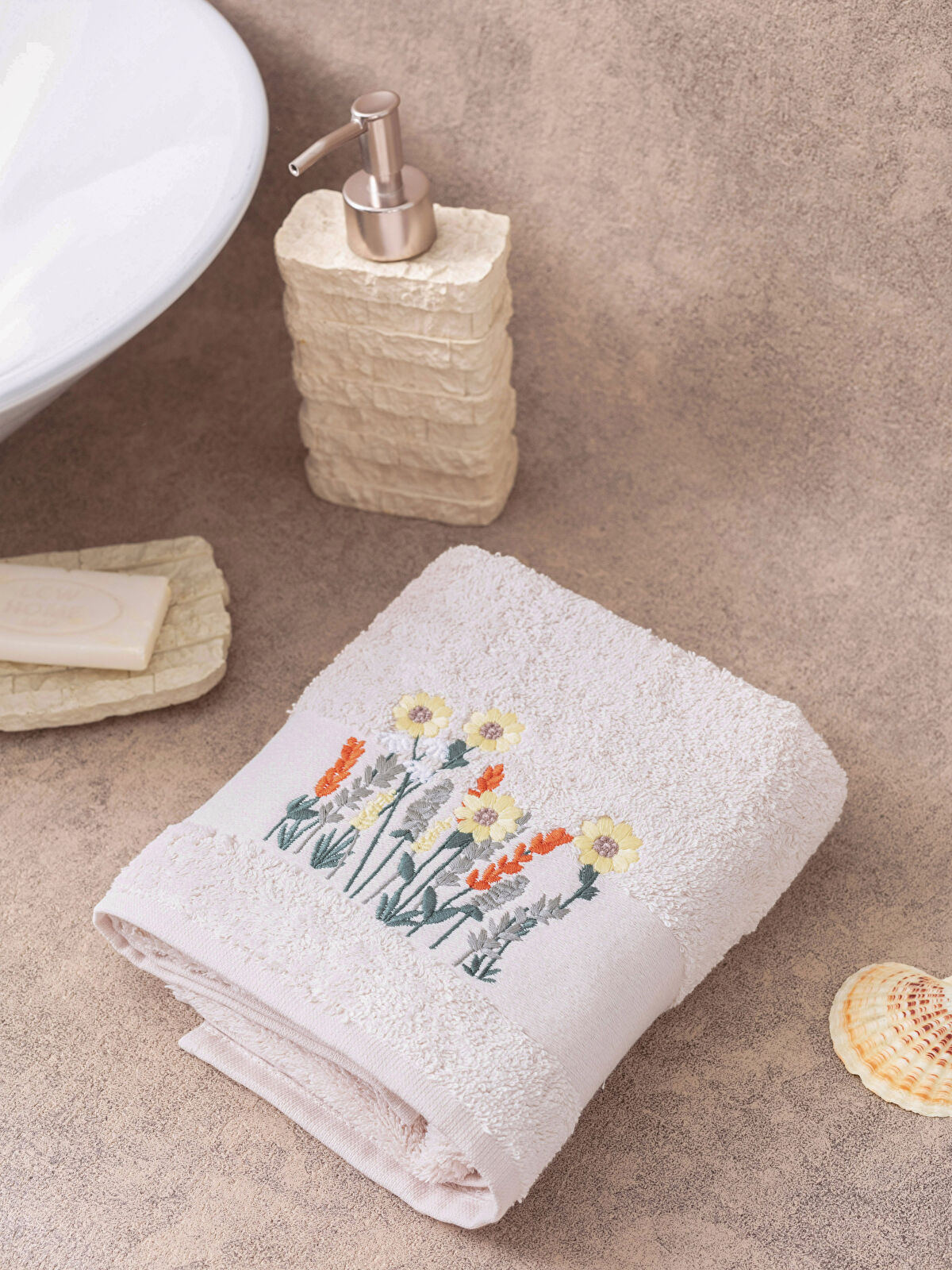 Çiçek Nakışlı Bukle Ev Havlusu 50x80 Cm