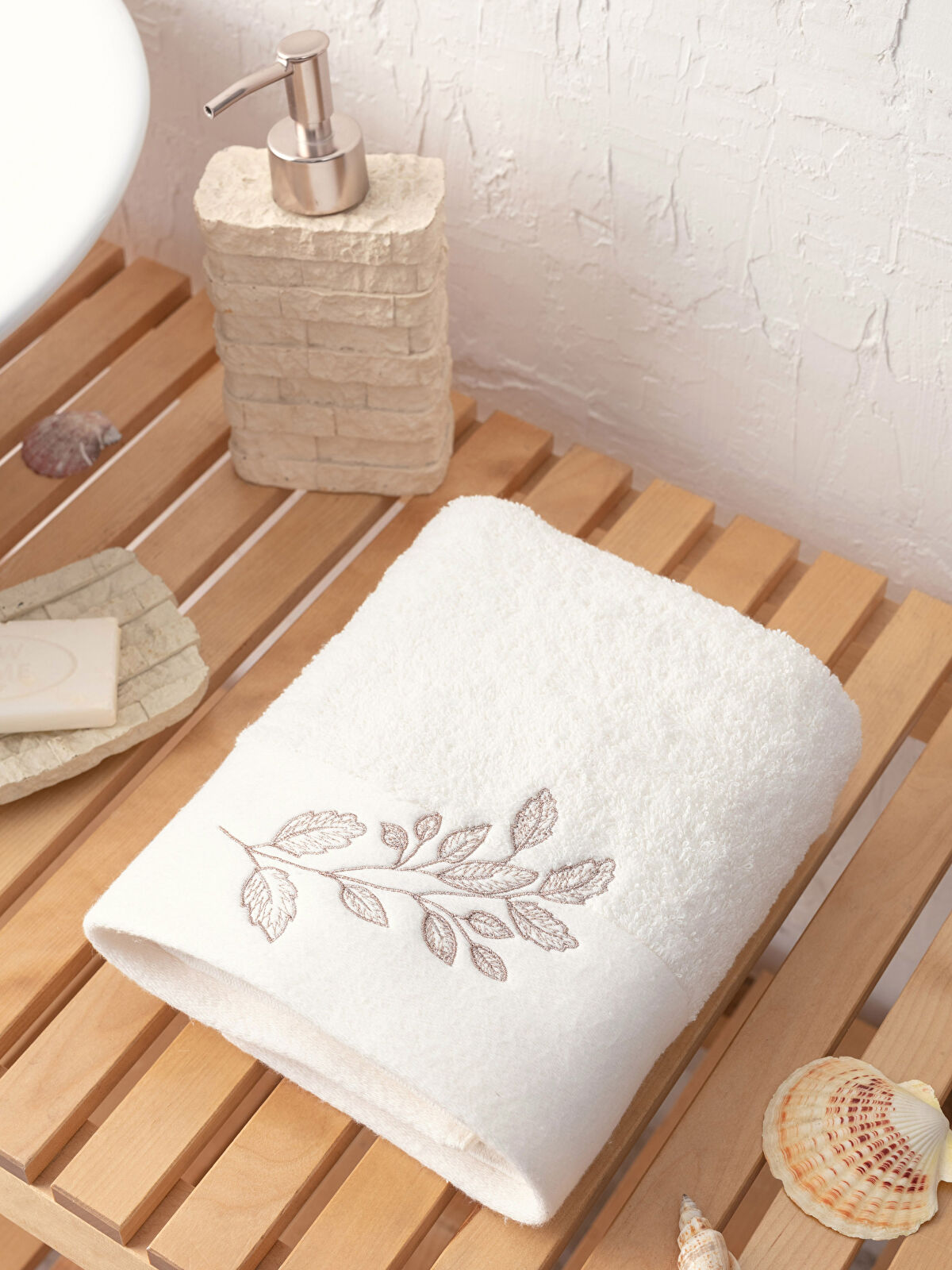 Çiçek Nakışlı Bukle Yüz Havlusu 50x80 Cm