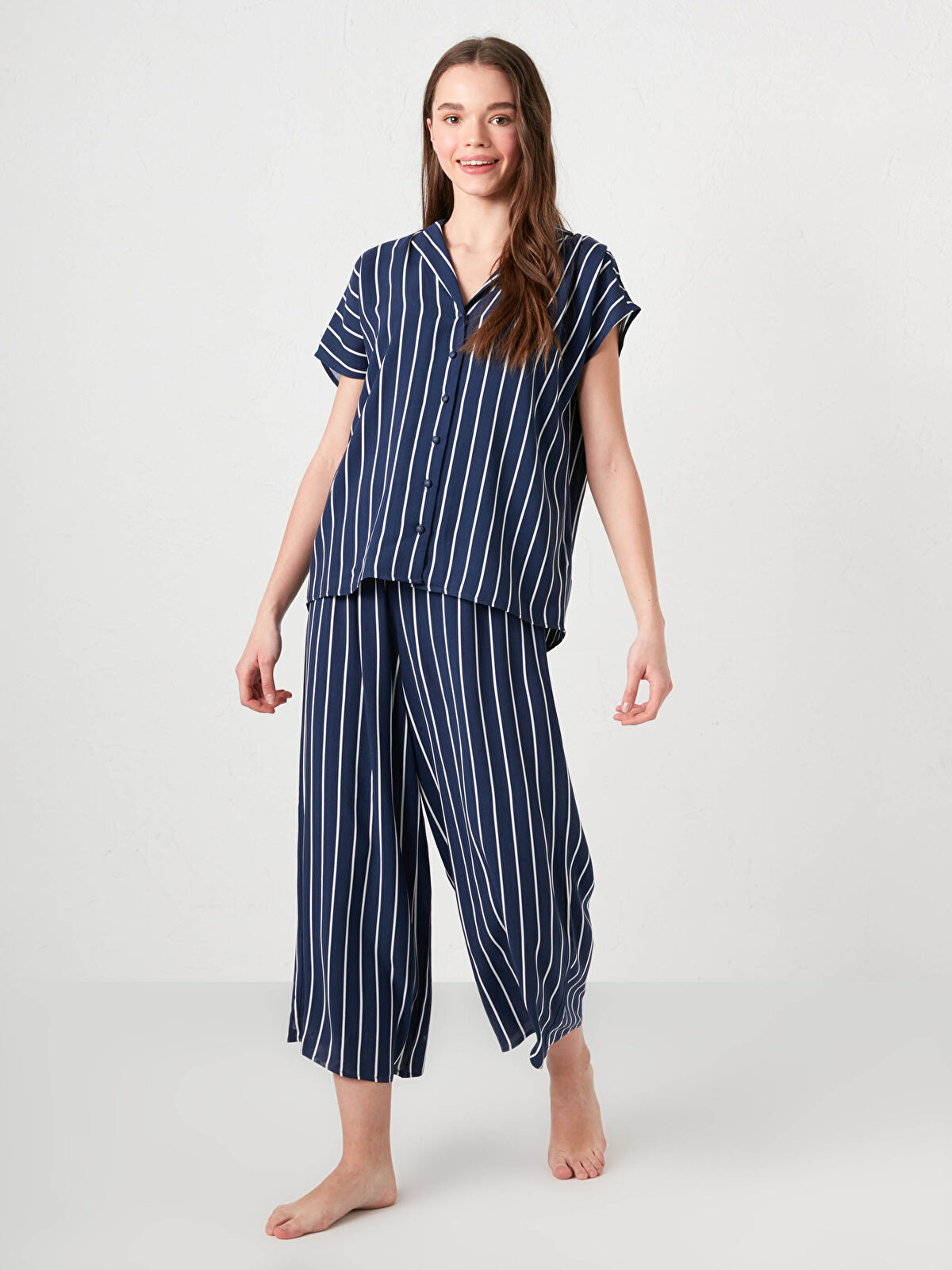 LCW DREAM V Yaka Çizgili Kısa Kollu Viskon Kadın Pijama Takımı