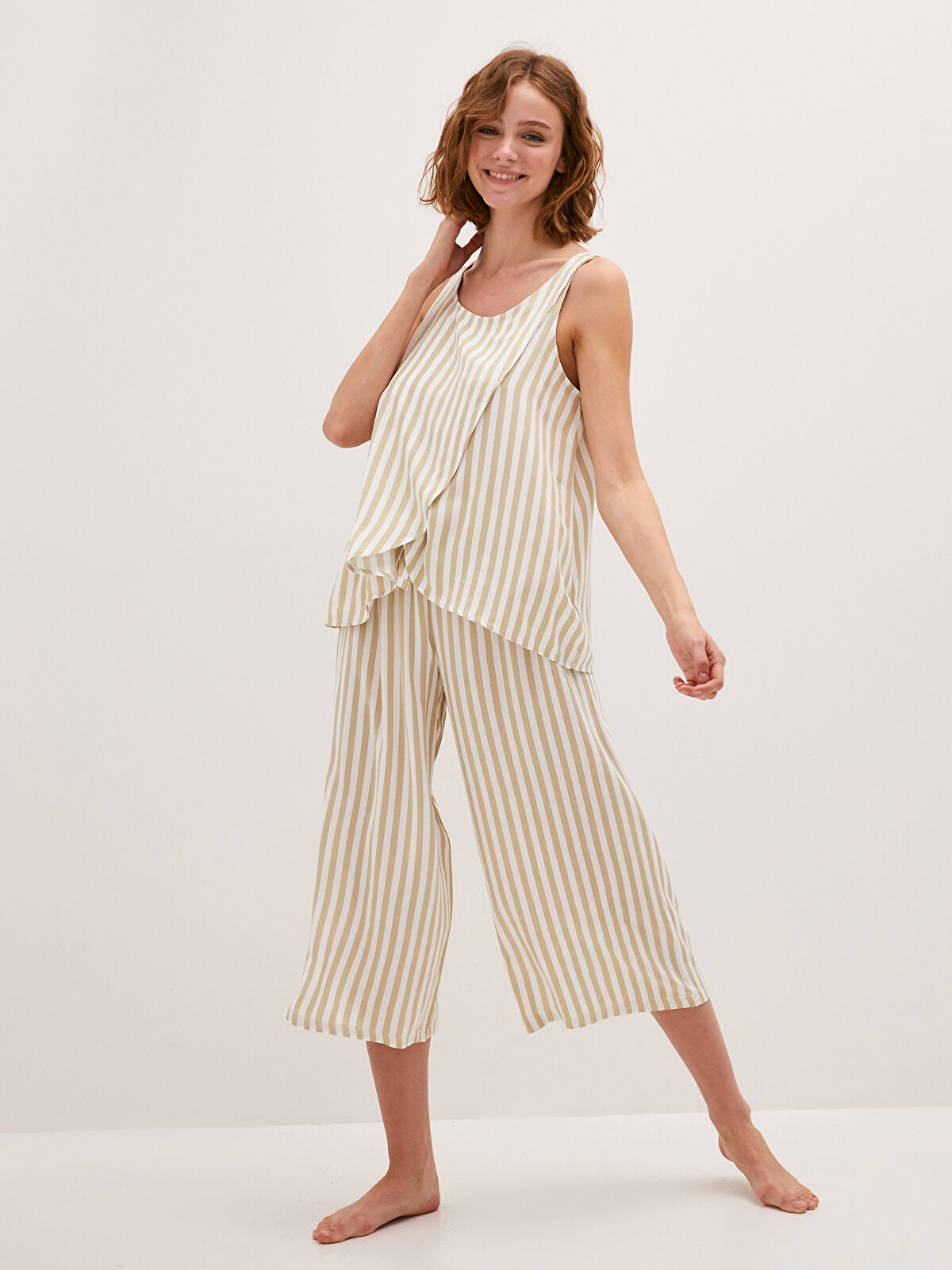 LCW DREAM U Yaka Askılı Çizgili Viskon Kadın Caprili Pijama Takımı
