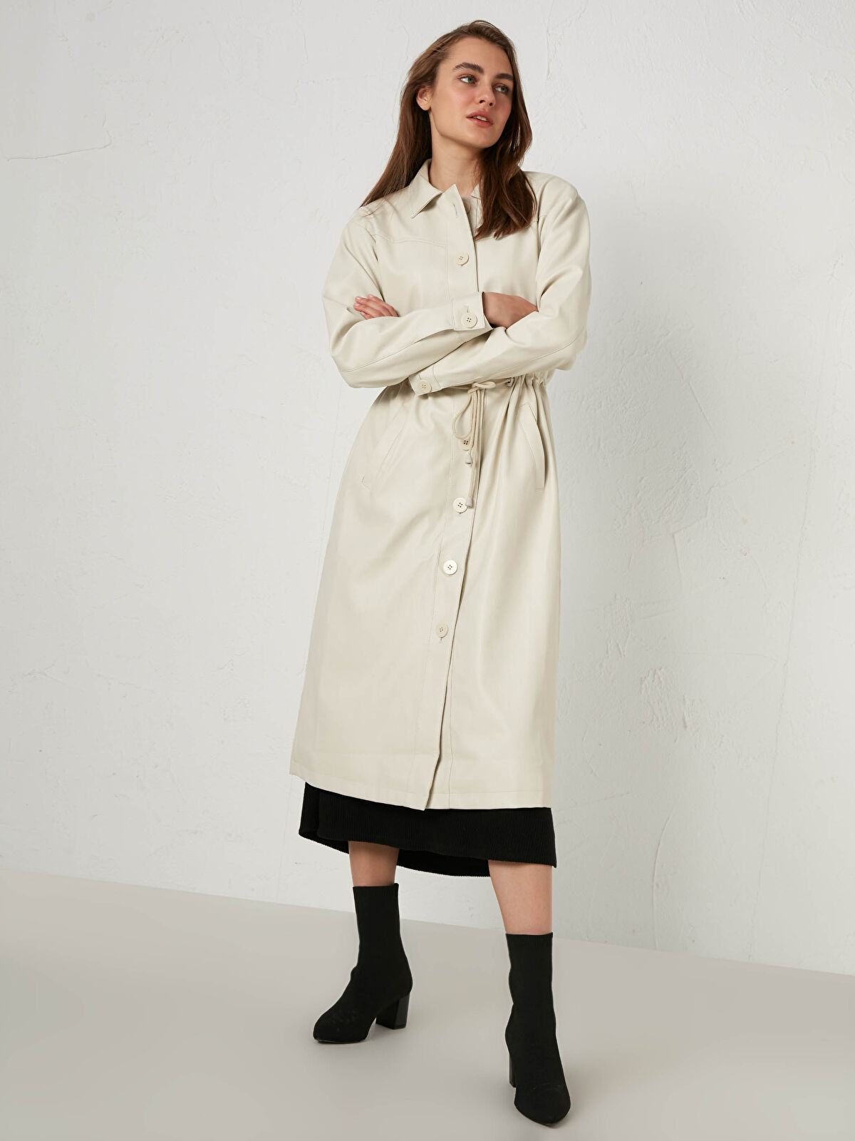 Deri Görünümlü Beli Büzgü Detaylı Trençkot