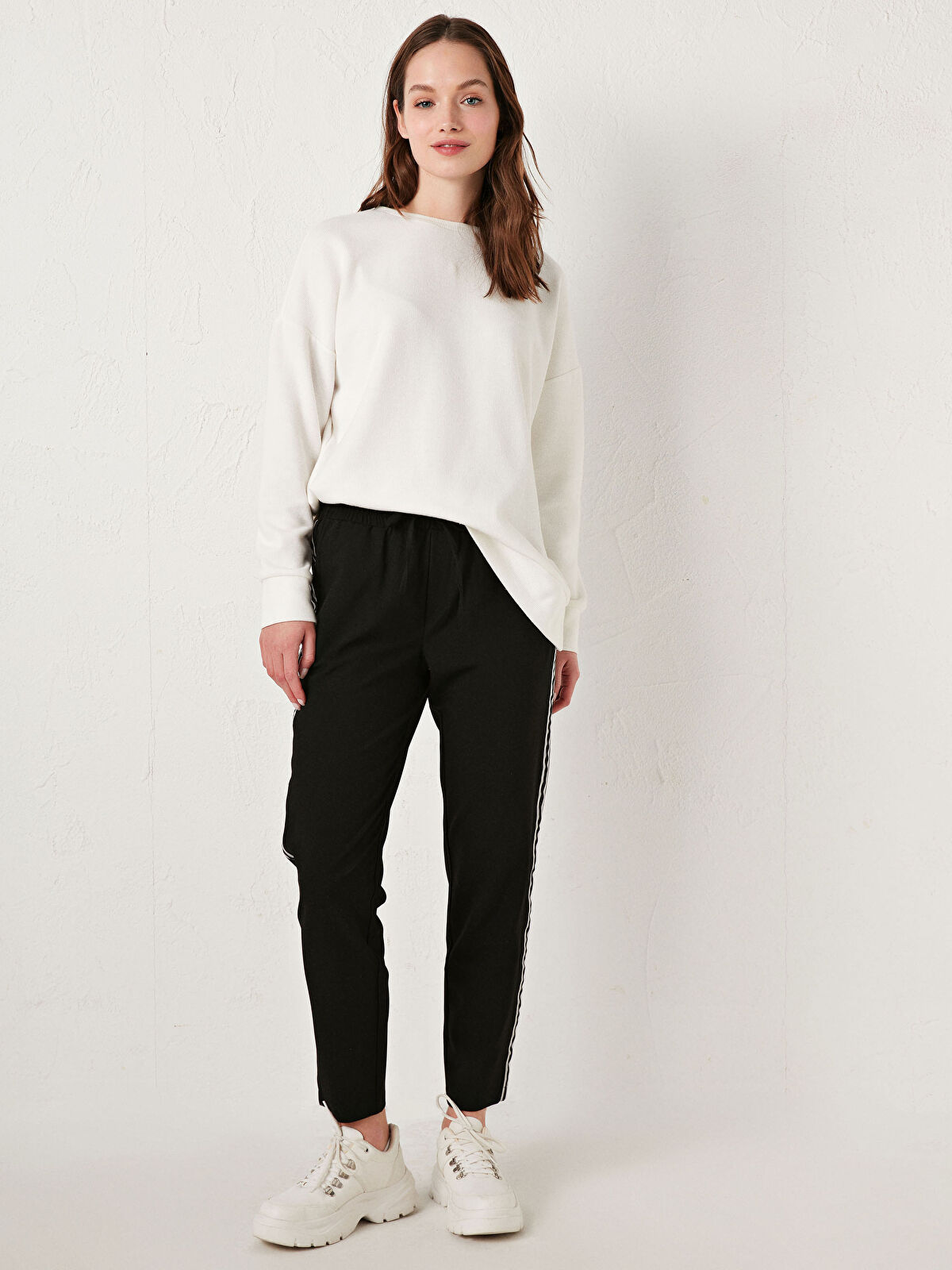 LCW CASUAL Beli Lastikli Şerit Detaylı Havuç Pantolon LCW CASUAL Beli Lastikli Şerit Detaylı Havuç Pantolon