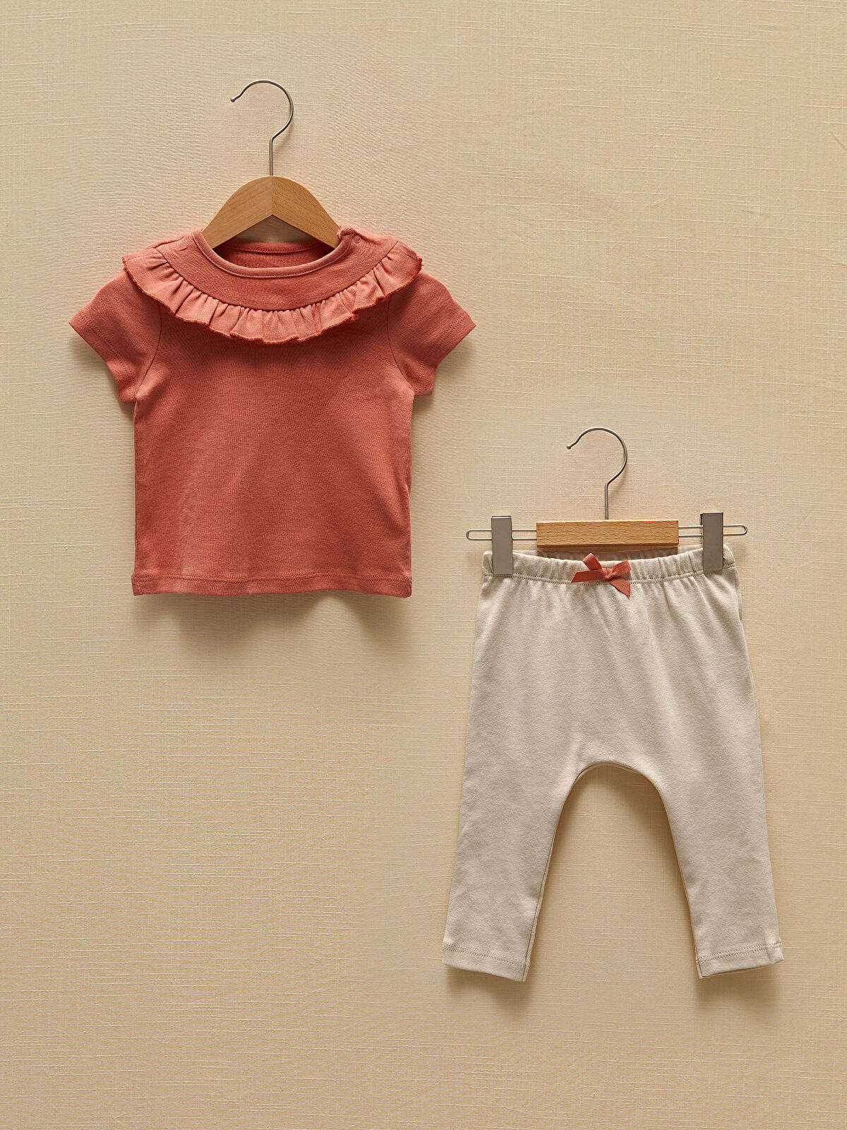 LCW GREEN Bisiklet Yaka Kısa Kollu Fırfır Detaylı Organik Pamuklu Kız Bebek Tişört ve Pantolon 2'li Takım