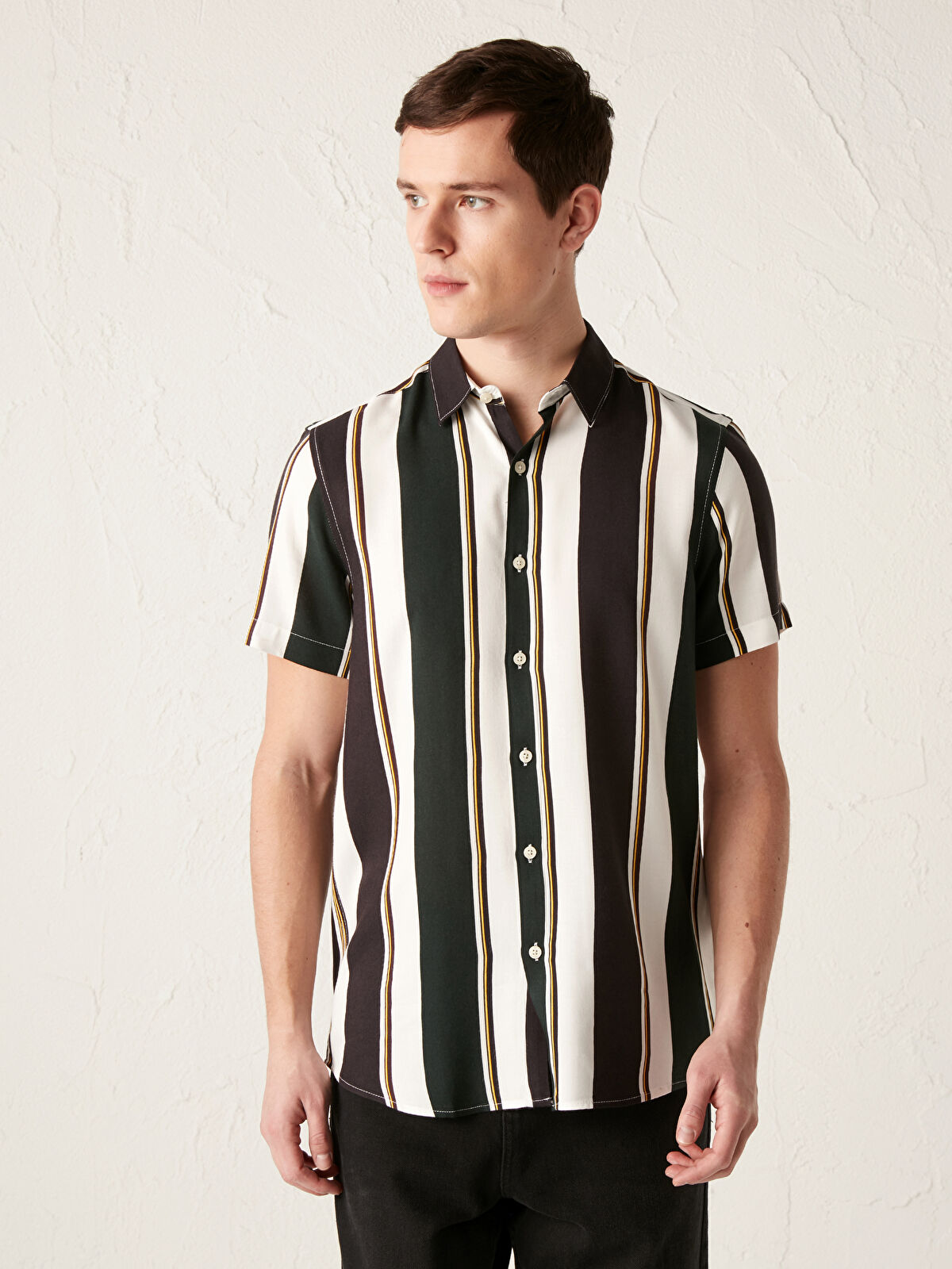 LCW CASUAL Slim Fit Kısa Kollu Çizgili Poplin Erkek Gömlek