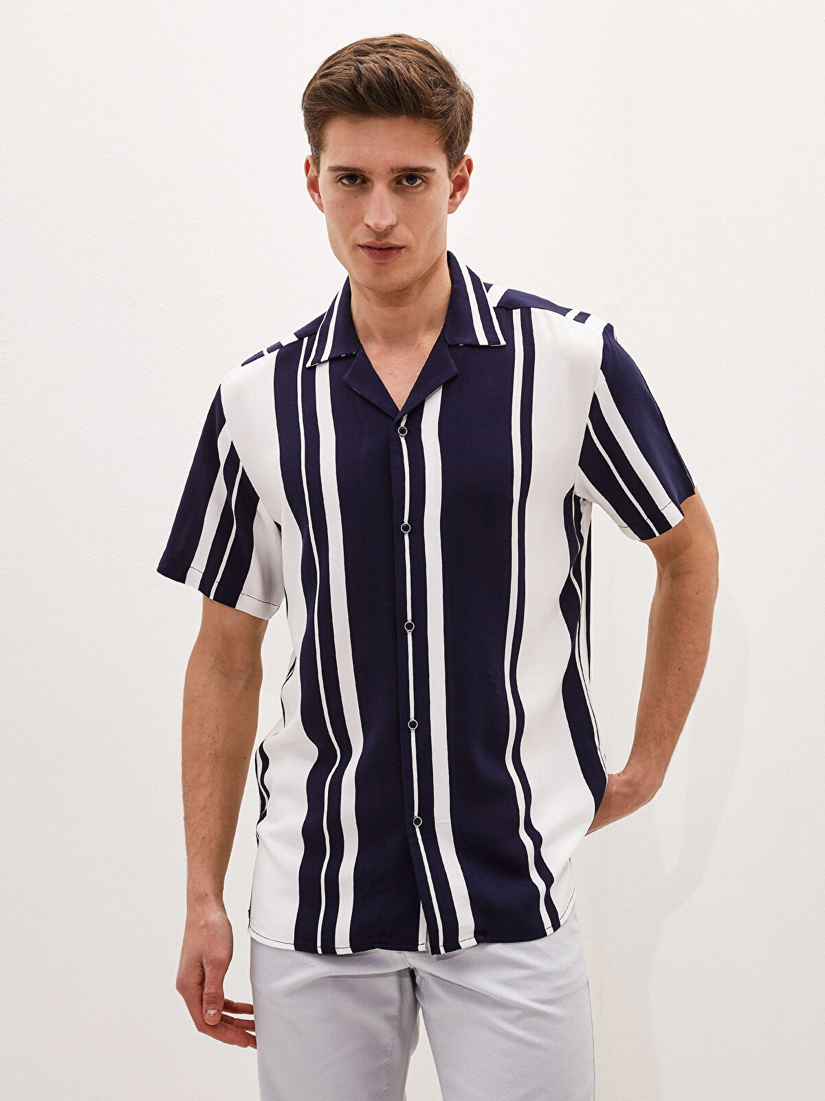 LCW VISION Slim Fit Resort Yaka Kısa Kollu Çizgili Viskon Erkek Gömlek