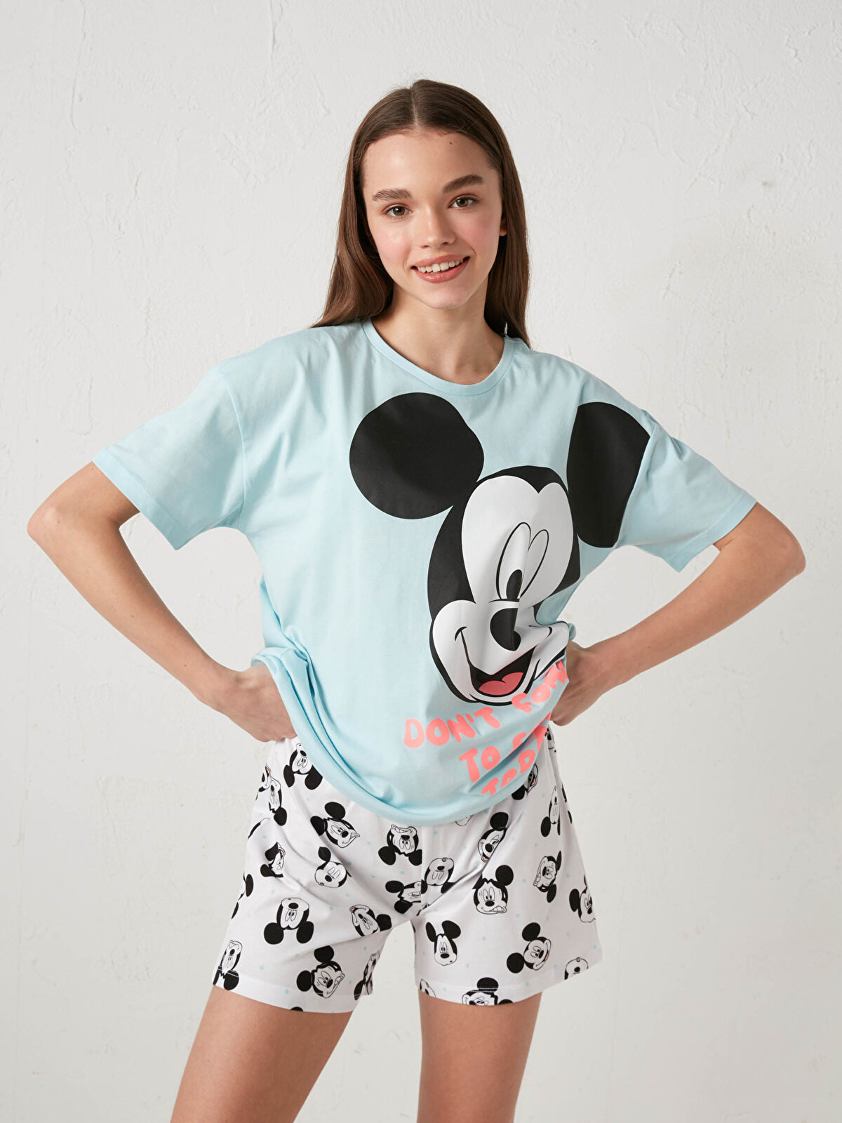 LCW DREAM Bisiklet Yaka Mickey Mouse Baskılı Kısa Kollu Kadın Şortlu Pijama Takımı