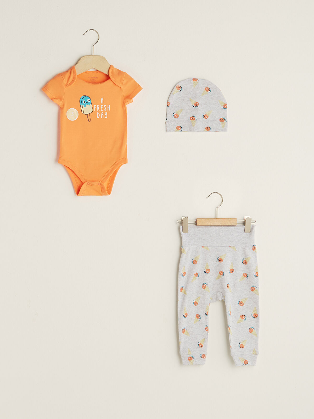 Zarf Yaka Kısa Kollu Baskılı Unisex Bebek Çıtçıtlı Body Pantolon ve Bere 3'lü