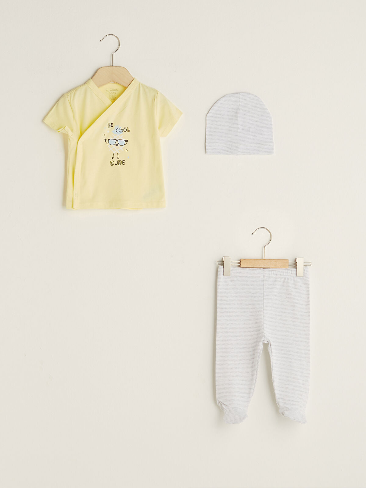 Zarf Yaka Kısa Kollu Baskılı Unisex Bebek Tişört Pantolon ve Bere 3'lü