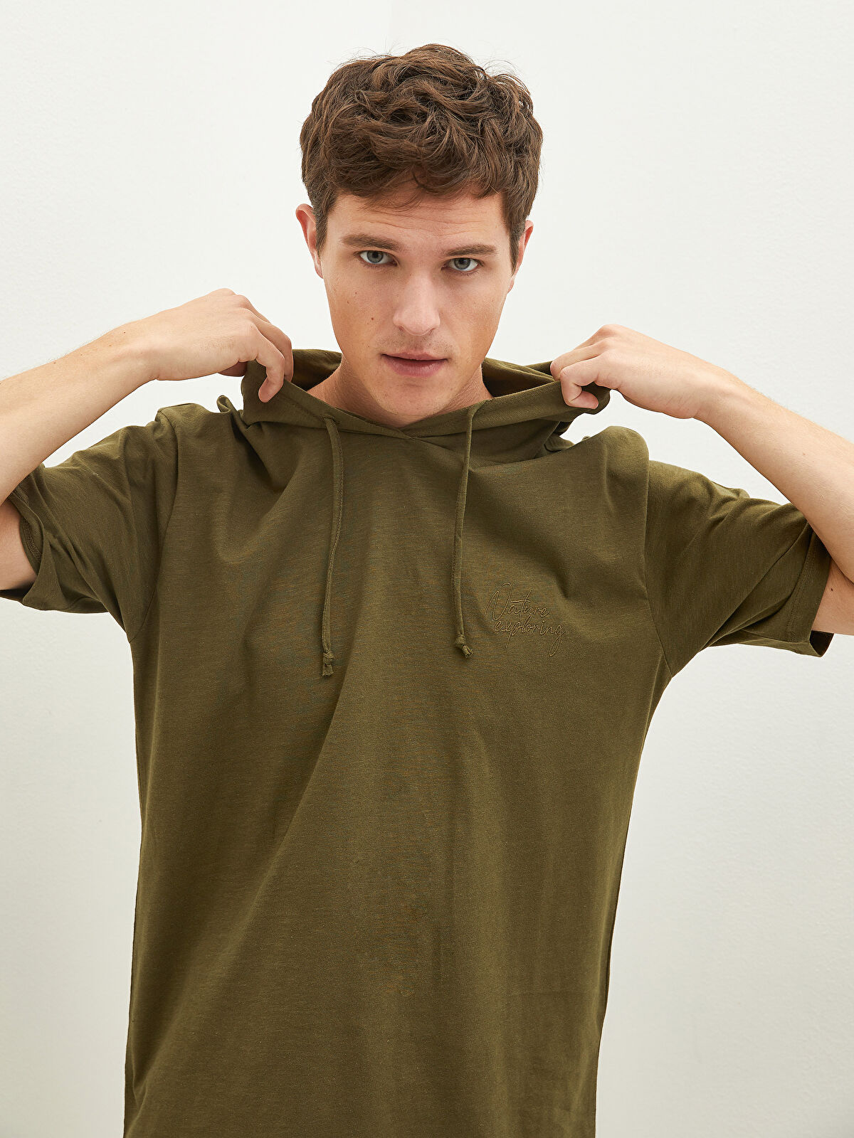 LCW CASUAL Kapüşonlu Kısa Kollu Baskılı Erkek Tişört