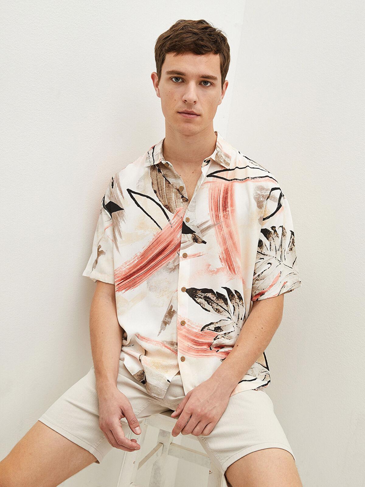 LCW CASUAL Oversize Resort Yaka Kısa Kollu Poplin Erkek Gömlek LCW CASUAL Oversize Resort Yaka Kısa Kollu Poplin Erkek Gömlek