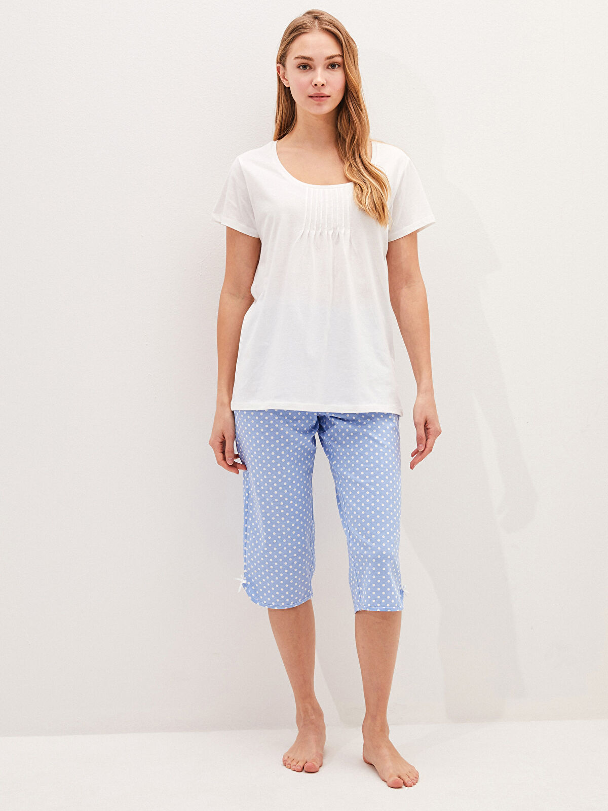 LCW DREAM Yuvarlak Yaka Puantiyeli Kısa Kollu Kadın Caprili Pijama Takımı