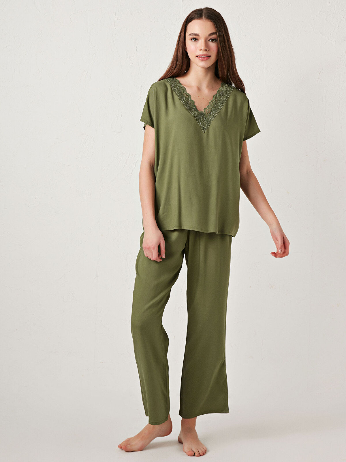 LCW DREAM V Yaka Dantel Detaylı Kısa Kollu Kadın Pijama Takımı