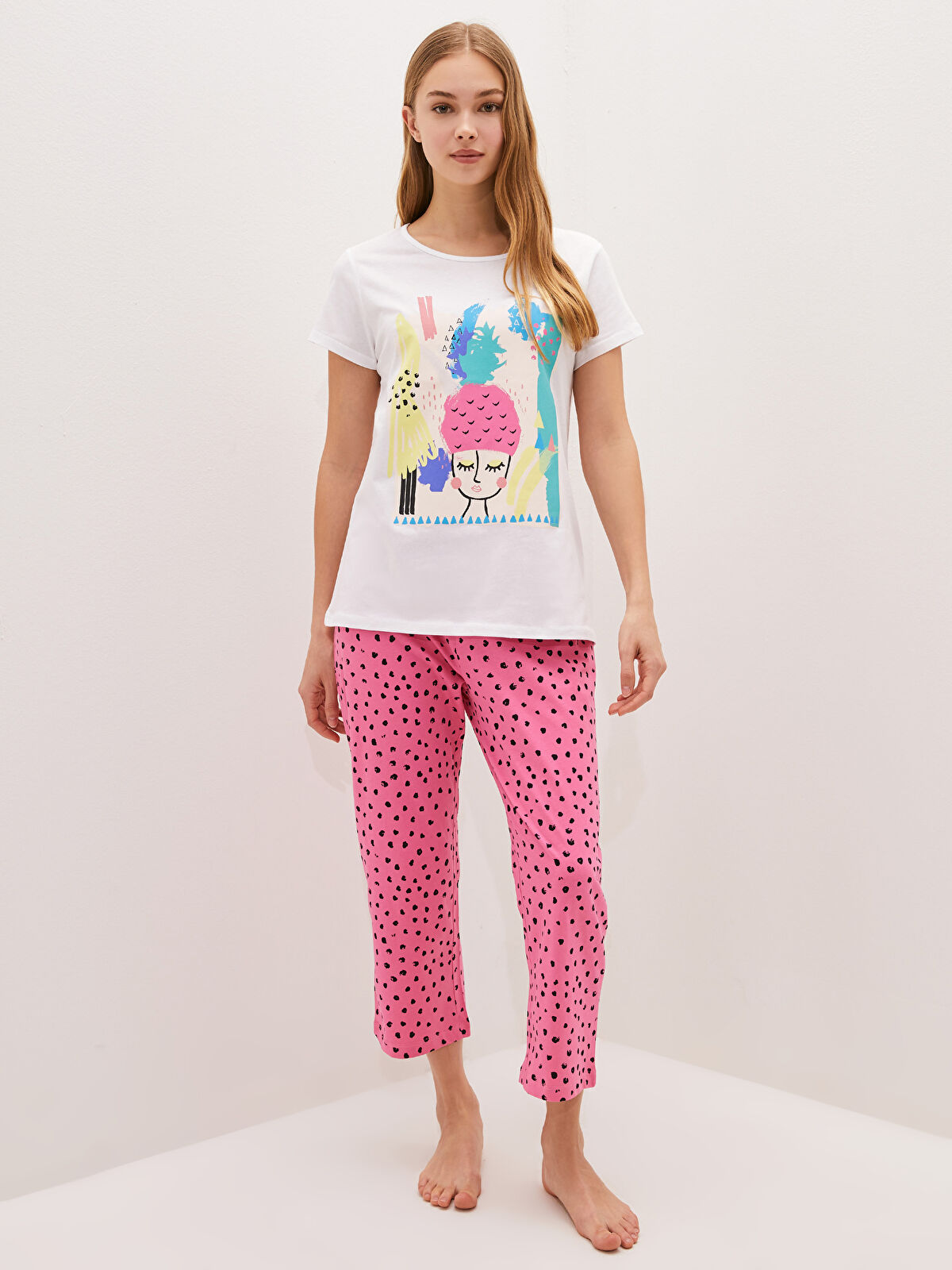 LCW DREAM Bisiklet Yaka Baskılı Kısa Kollu Pamuklu Kadın Caprili Pijama Takımı