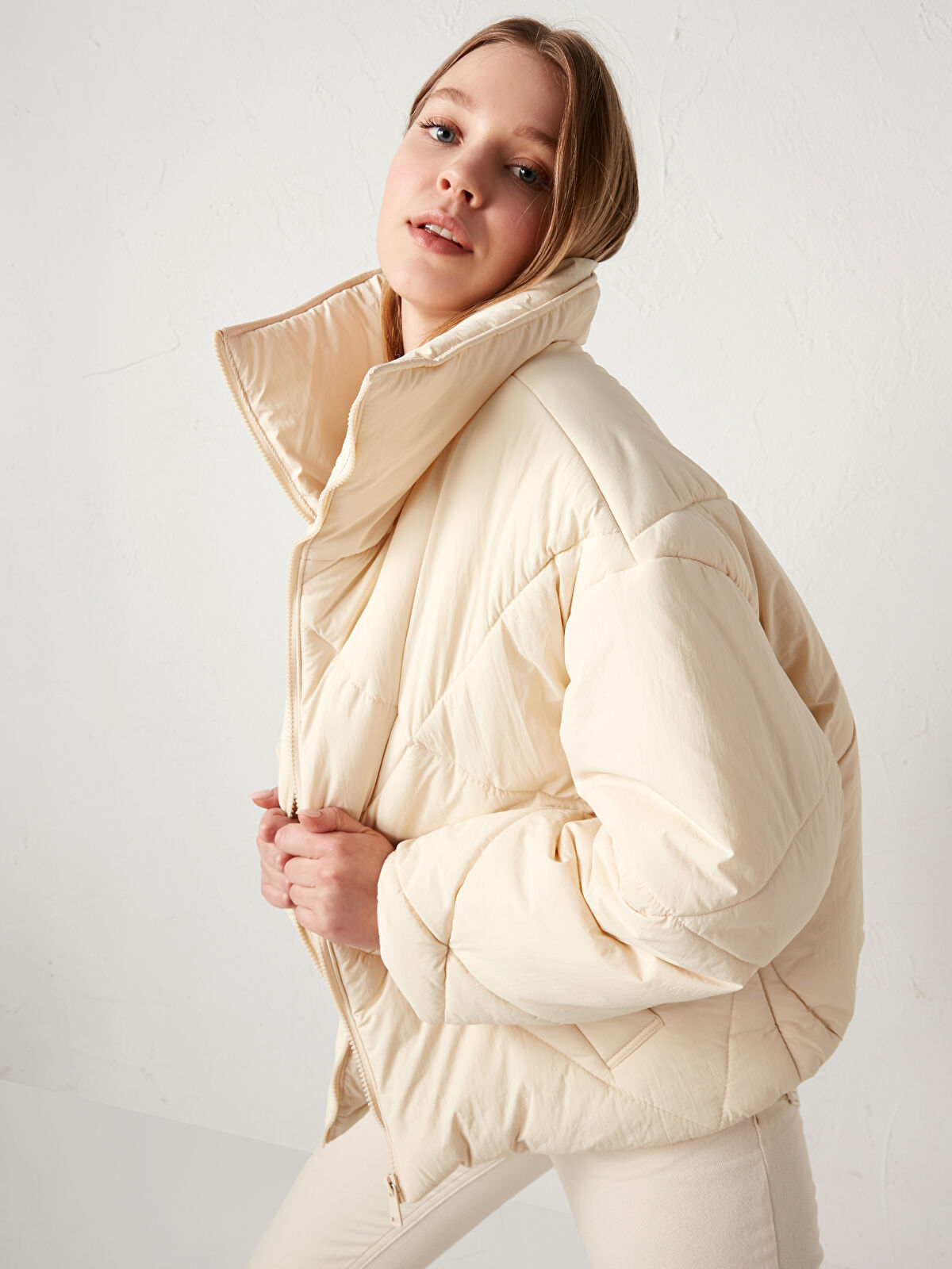 LCW CASUAL Dik Yaka Düz Uzun Kollu Kalın Kadın Şişme Mont