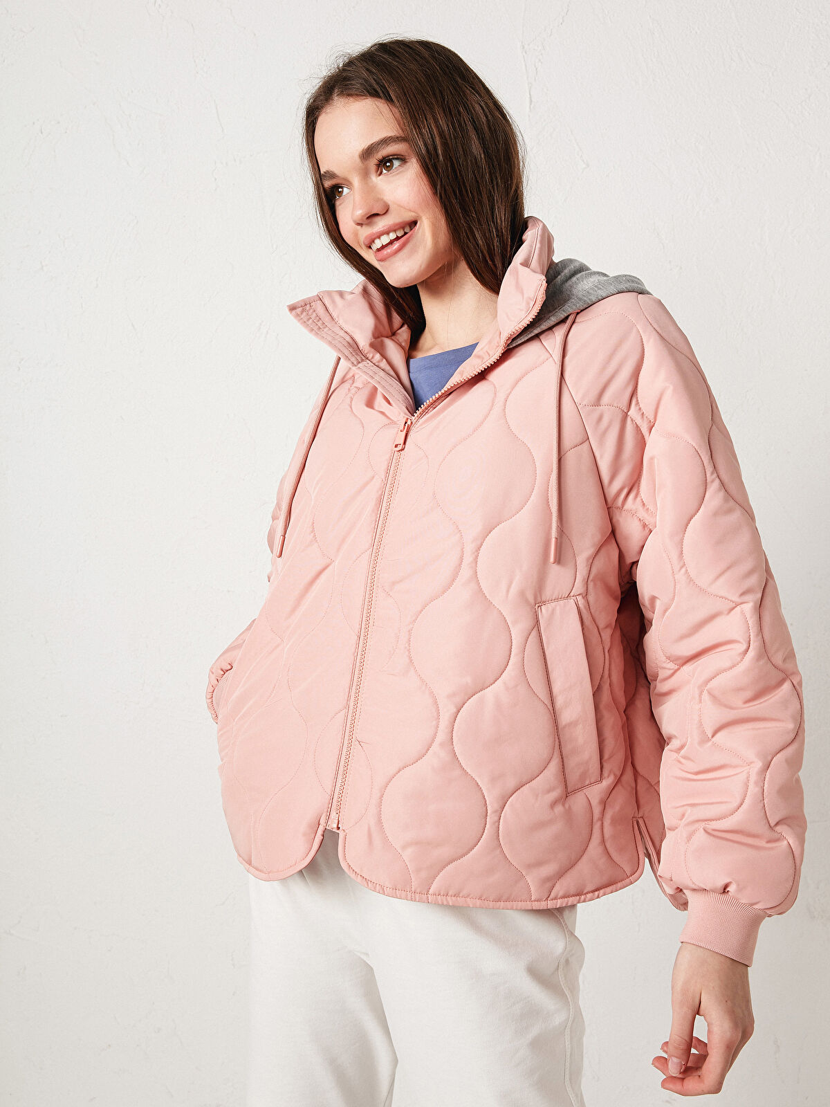 LCW CASUAL Kapüşonlu Kendinden Desenli Uzun Kollu İnce Kadın Şişme Mont