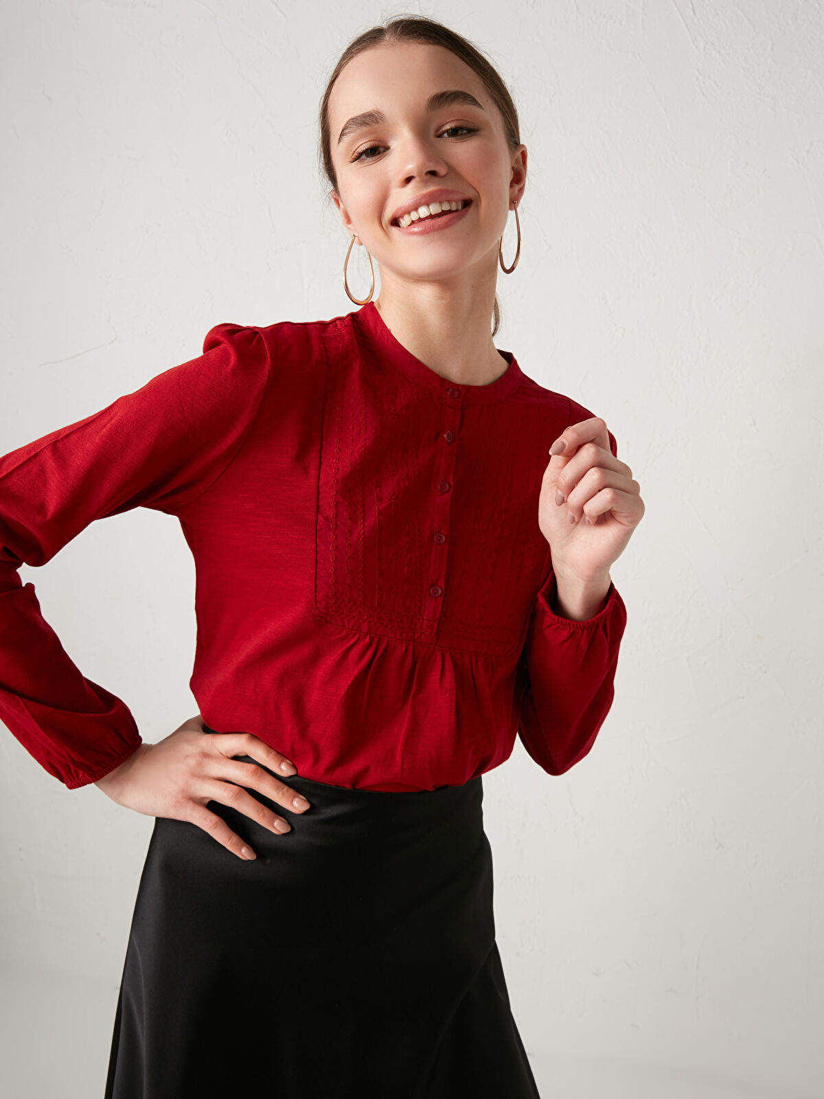 LCW GRACE Bisiklet Yaka Düğme Detaylı Nakışlı Bluz LCW GRACE Bisiklet Yaka Düğme Detaylı Nakışlı Bluz