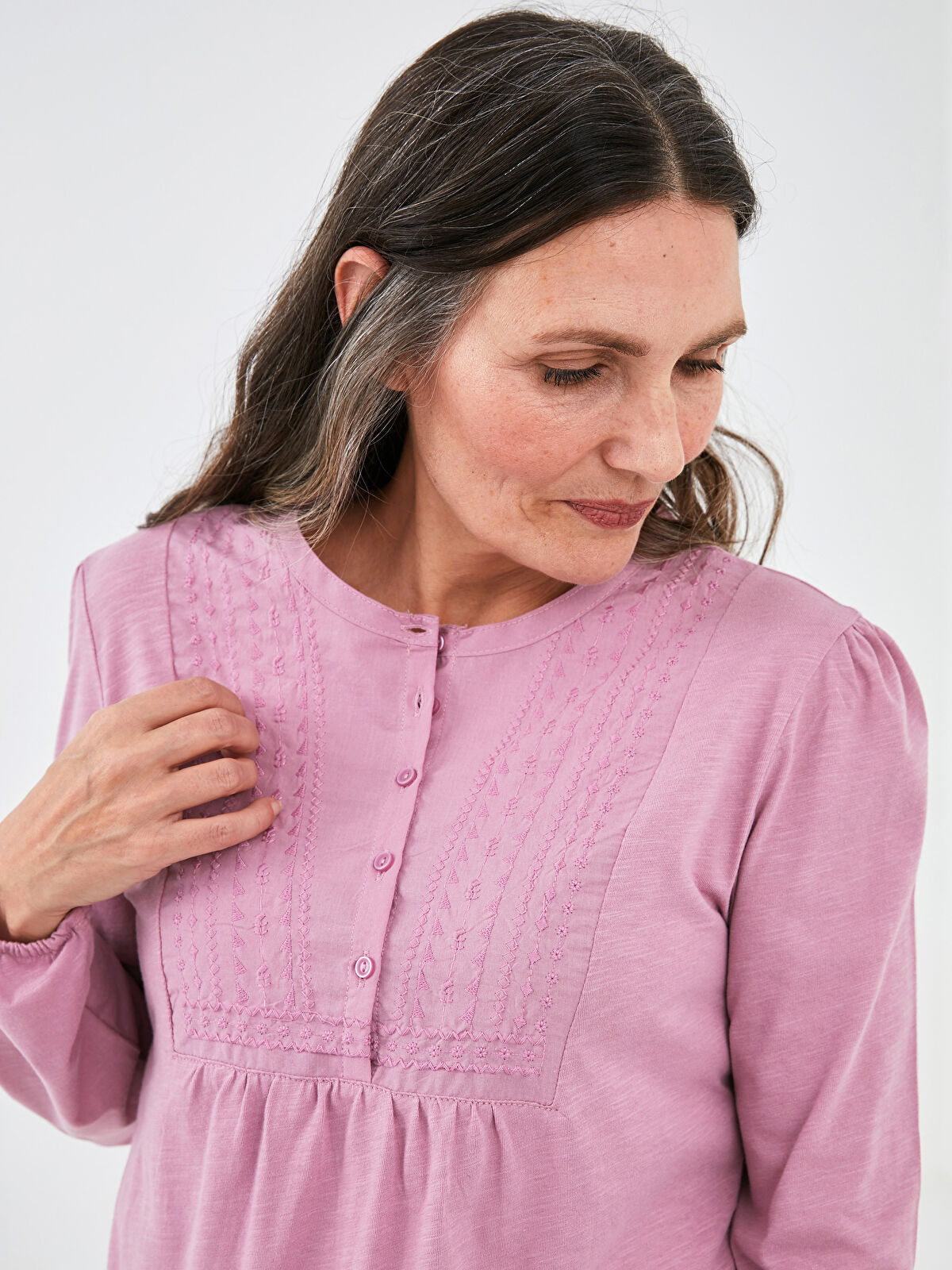 LCW GRACE Bisiklet Yaka Düğme Detaylı Nakışlı Bluz LCW GRACE Bisiklet Yaka Düğme Detaylı Nakışlı Bluz