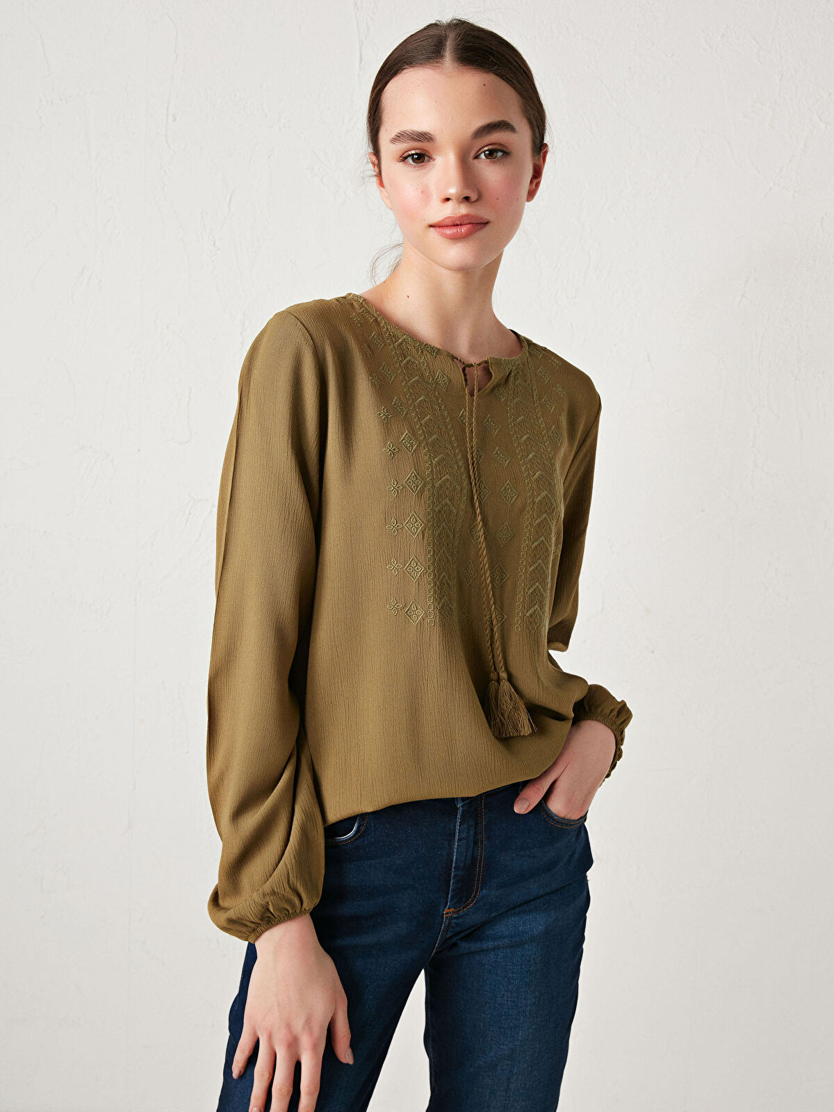 LCW GRACE Kaçık Yaka Nakış Detaylı Viskon Bluz