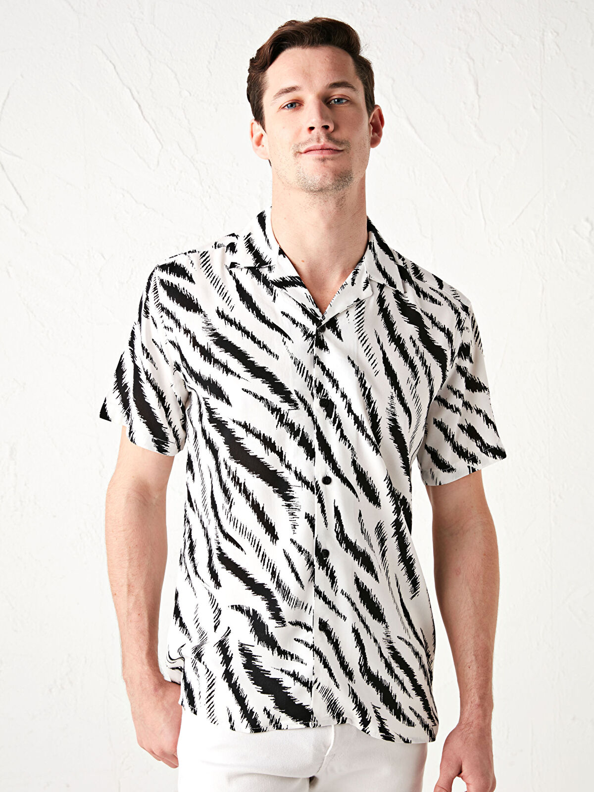 LCW VISION Slim Fit Resort Yaka Kısa Kollu Desenli Viskon Erkek Gömlek