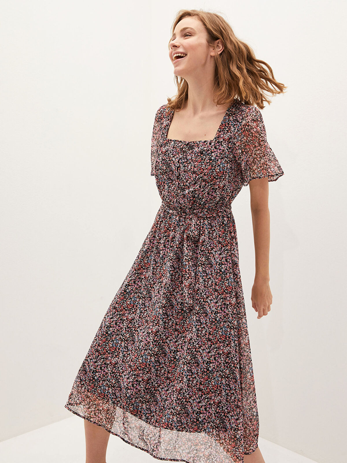 LCW CLASSIC Kare Yaka Desenli Kısa Kollu Şifon Kadın Elbise