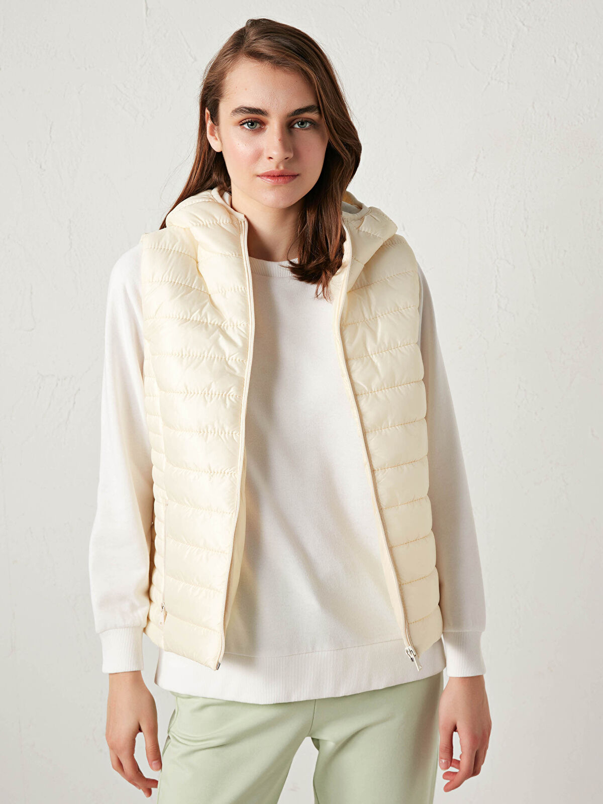 Kapüşonlu Önden Fermuar Kapamalı Kolsuz Kadın Şişme Yelek