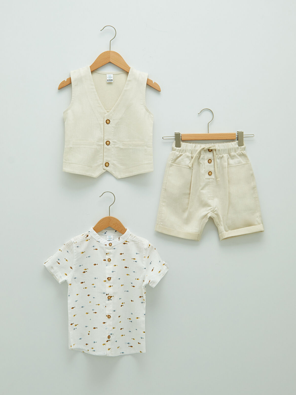 Hakim Yaka Kısa Kollu Baskılı Erkek Bebek Gömlek Şort ve Yelek 3'lü Takım