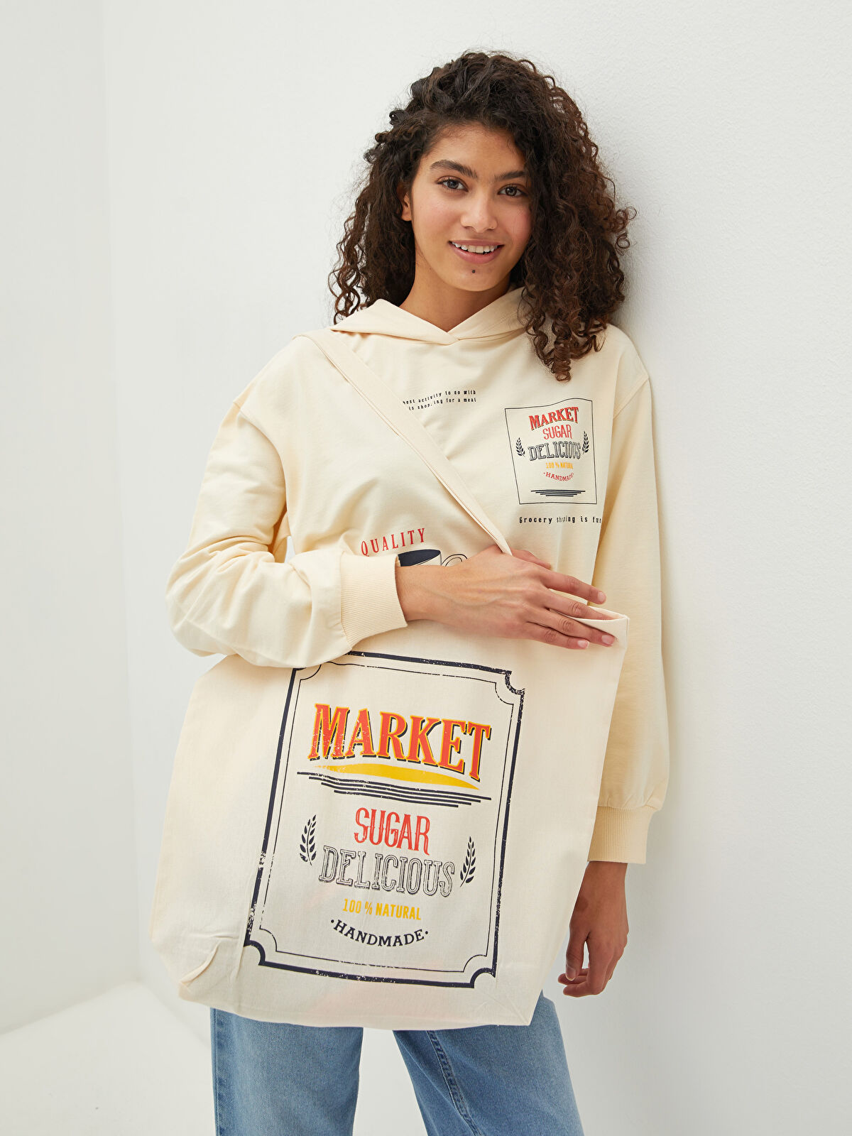 Kapüşonlu Baskılı Uzun Kollu Kadın Sweatshirt ve Baskılı Çanta Kapüşonlu Baskılı Uzun Kollu Kadın Sweatshirt ve Baskılı Çanta