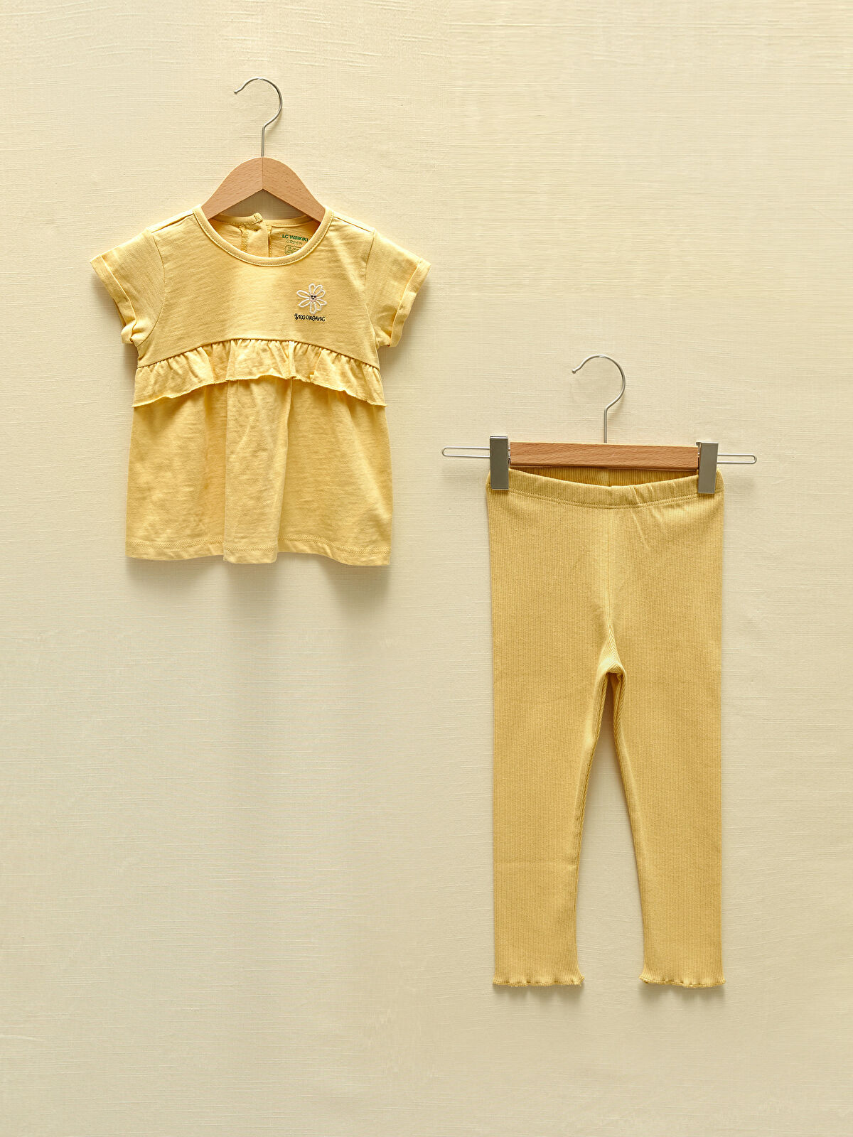 LCW GREEN Bisiklet Yaka Kısa Kol Organik Pamuklu Fırfır Detaylı Kız Bebek Tişört ve Tayt 2'li Takım