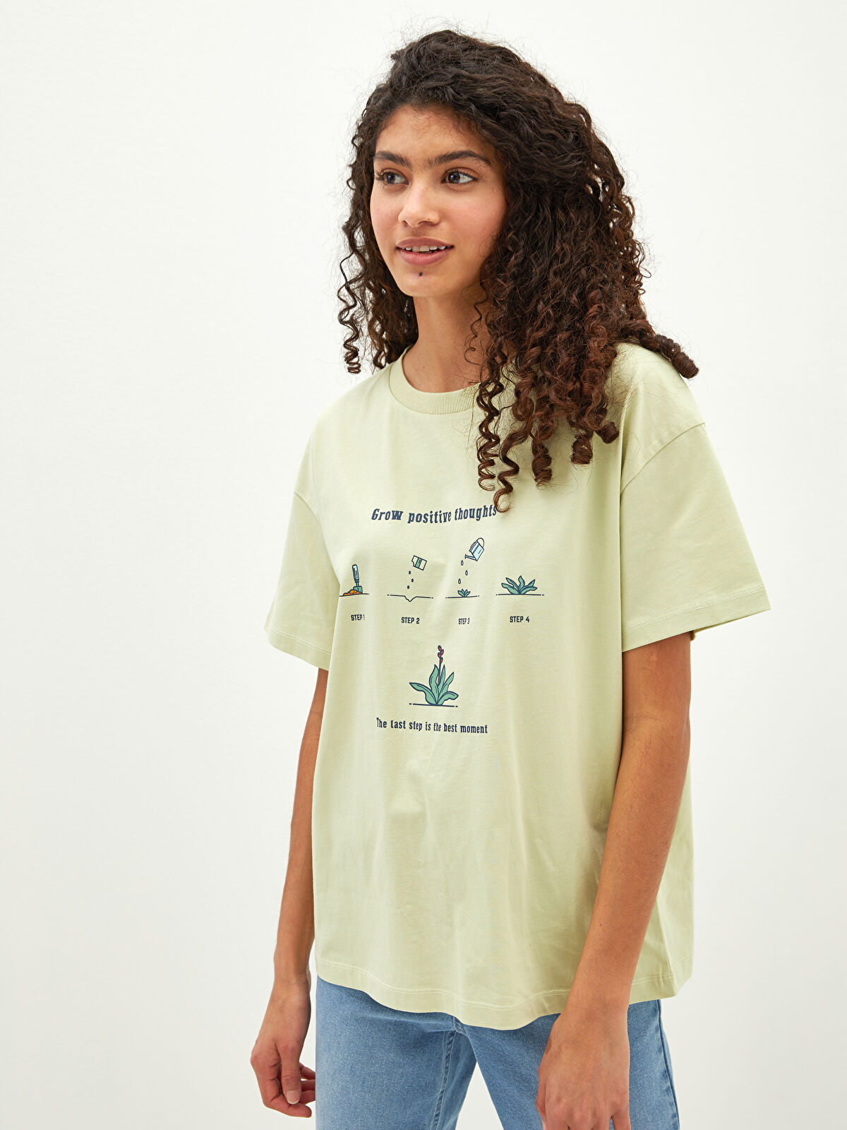 Bisiklet Yaka Baskılı Kısa Kollu Kadın Tişört Kalem Kutusu ve Kalem Bisiklet Yaka Baskılı Kısa Kollu Kadın Tişört Kalem Kutusu ve Kalem