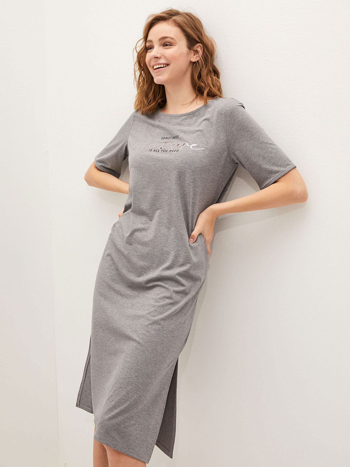 LCW CLASSIC Bisiklet Yaka Parlak Yazı Baskılı Kısa Kollu Dökümlü Kumaş Kadın Elbise