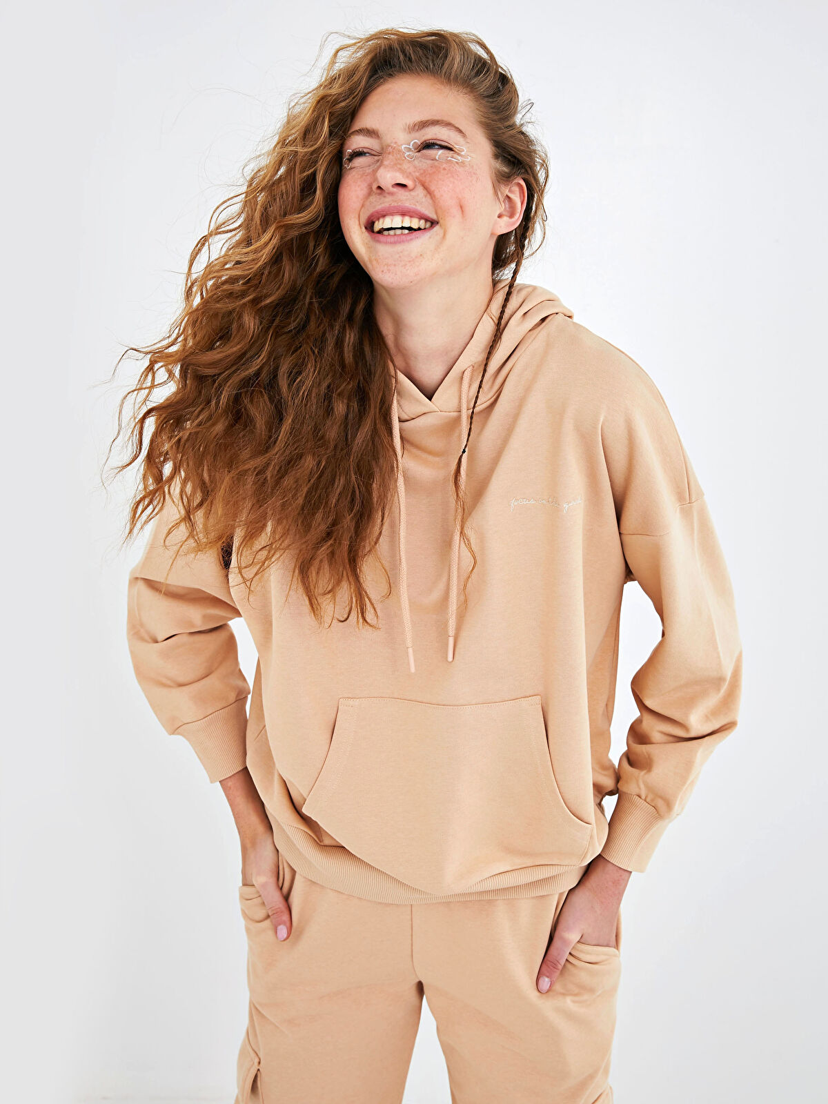 XSIDE Kapüşon Yaka Nakışlı Uzun Kollu Kadın Sweatshirt XSIDE Kapüşon Yaka Nakışlı Uzun Kollu Kadın Sweatshirt