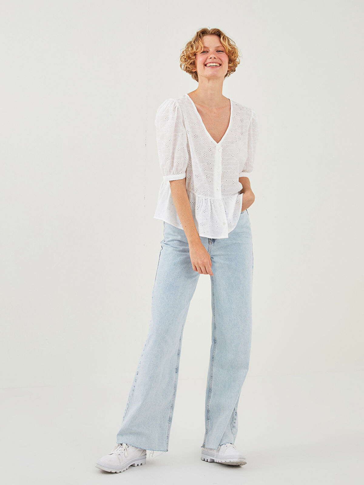 LCW CASUAL V Yaka Nakışlı Balon Kollu Vual Kumaş Kadın Bluz