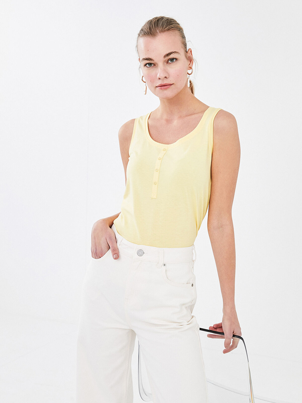 LCW BASIC U Yaka Düğme Detaylı Askılı Pamuklu Kadın Atlet LCW BASIC U Yaka Düğme Detaylı Askılı Pamuklu Kadın Atlet