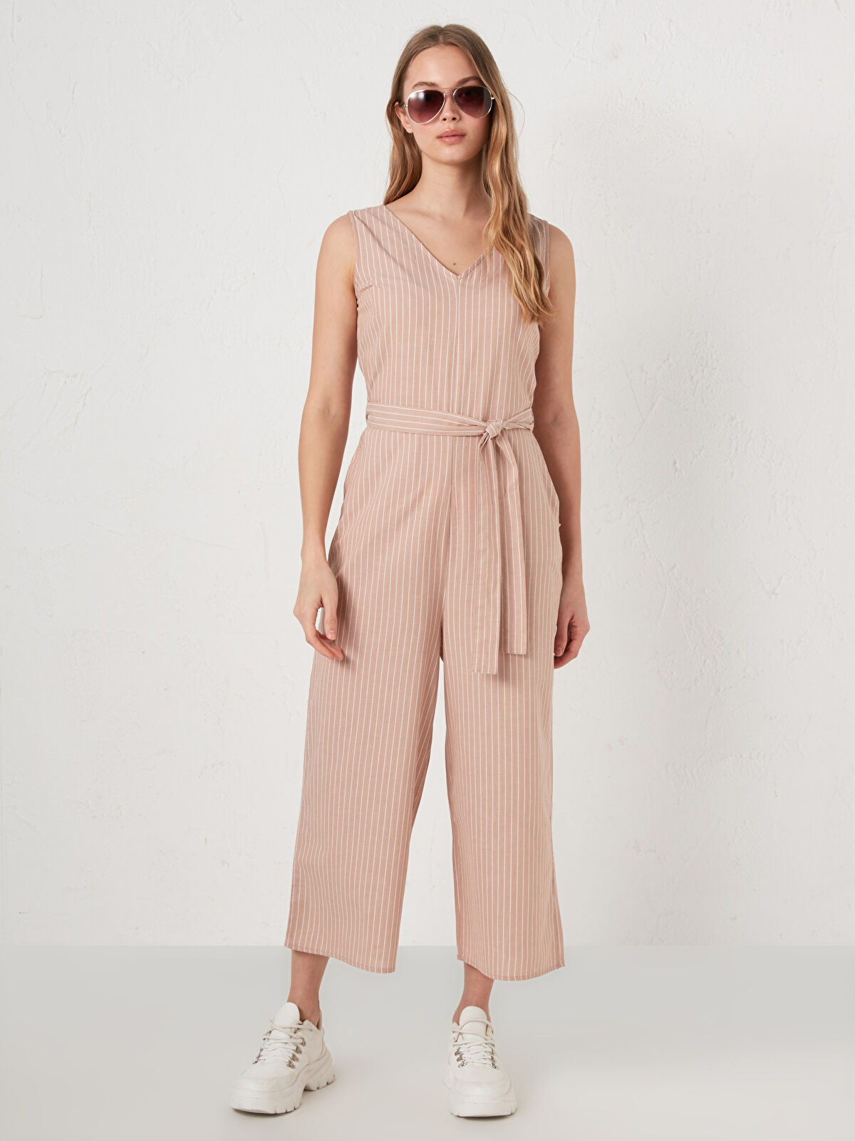 LCW CASUAL V Yaka Çizgili Beli Kuşaklı Pamuklu Kadın Tulum