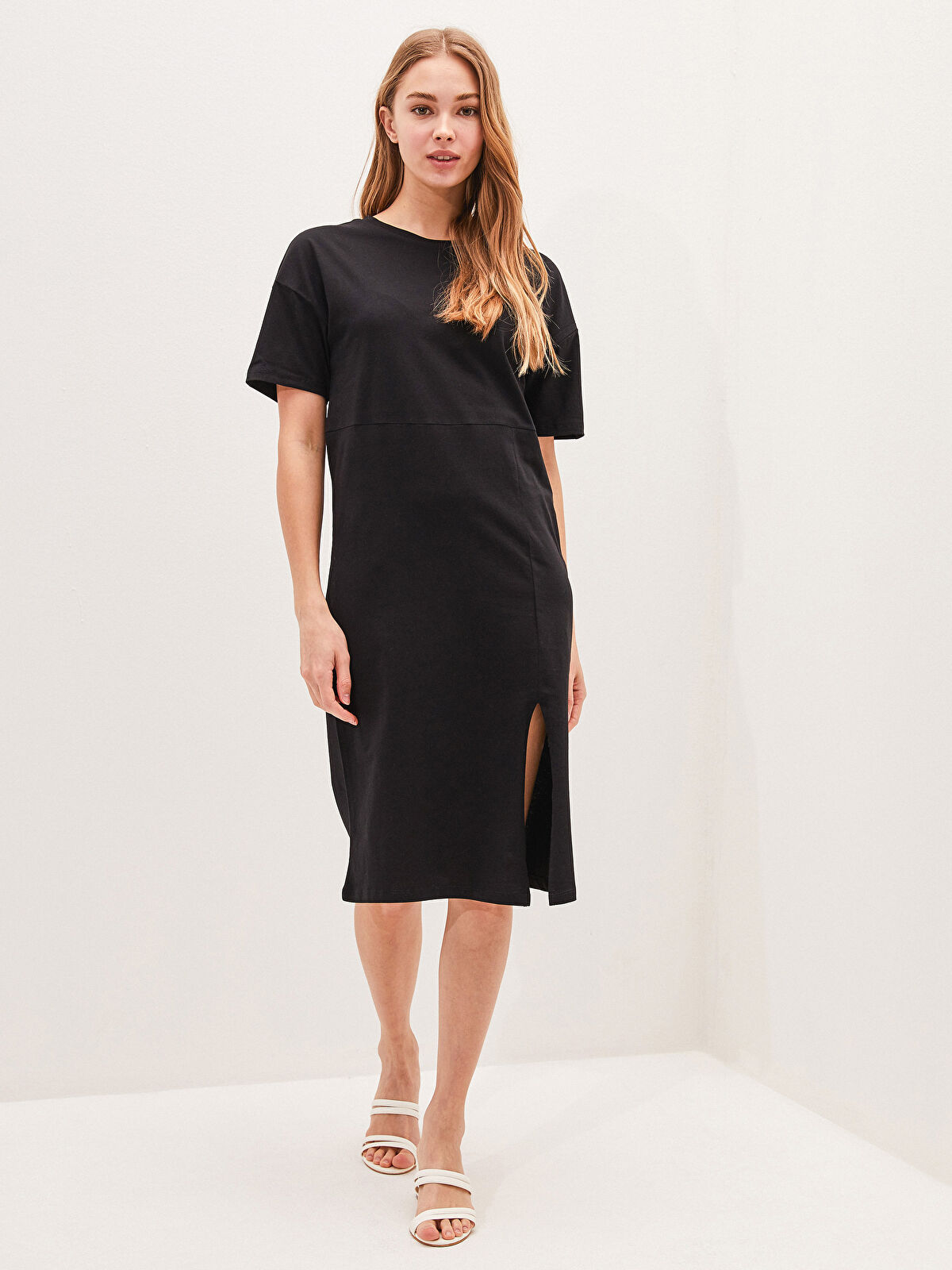 LCW CASUAL Bisiklet Yaka Düz Kısa Kollu Yırtmaç Detaylı Pamuklu Kadın Elbise