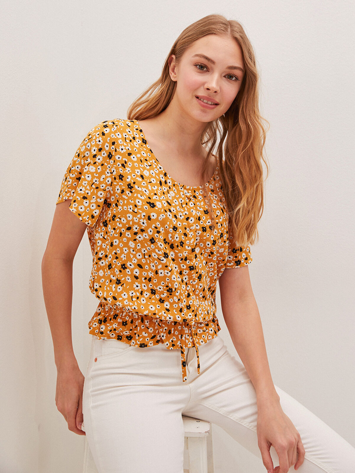 LCW CASUAL U Yaka Çiçekli Kısa Kollu Krinkle Kumaş Kadın Bluz