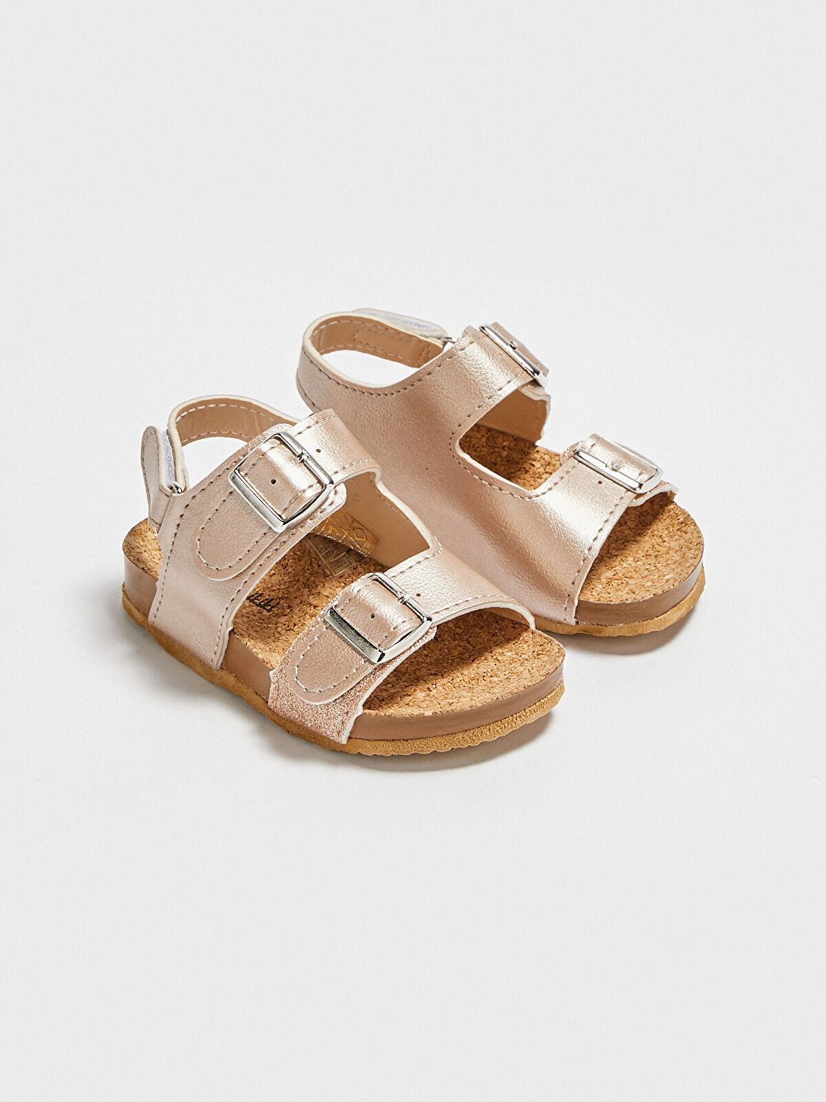 Deri Görünümlü Metal Tokalı Kız Bebek Sandalet