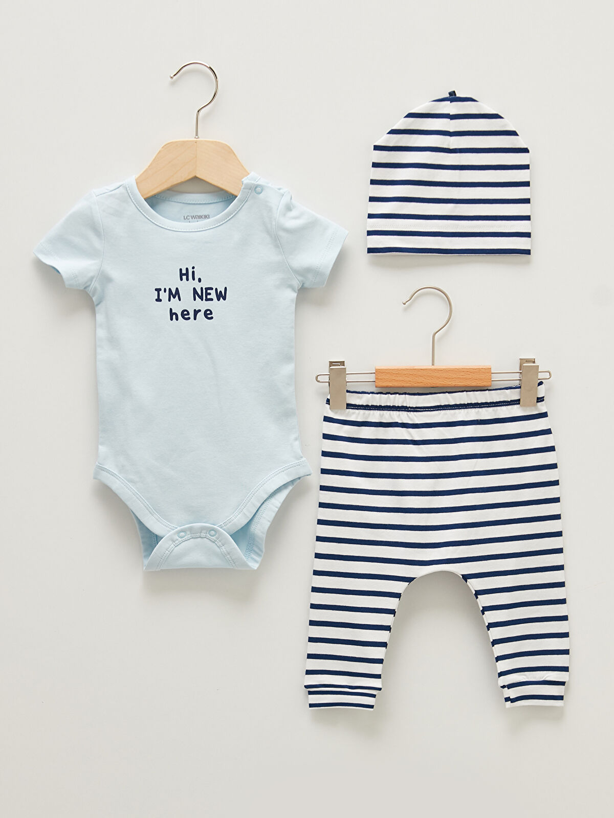 Bisiklet Yaka Kısa Kollu Erkek Bebek Çıtçıtlı Body Pantolon ve Bere 3'lü Takım