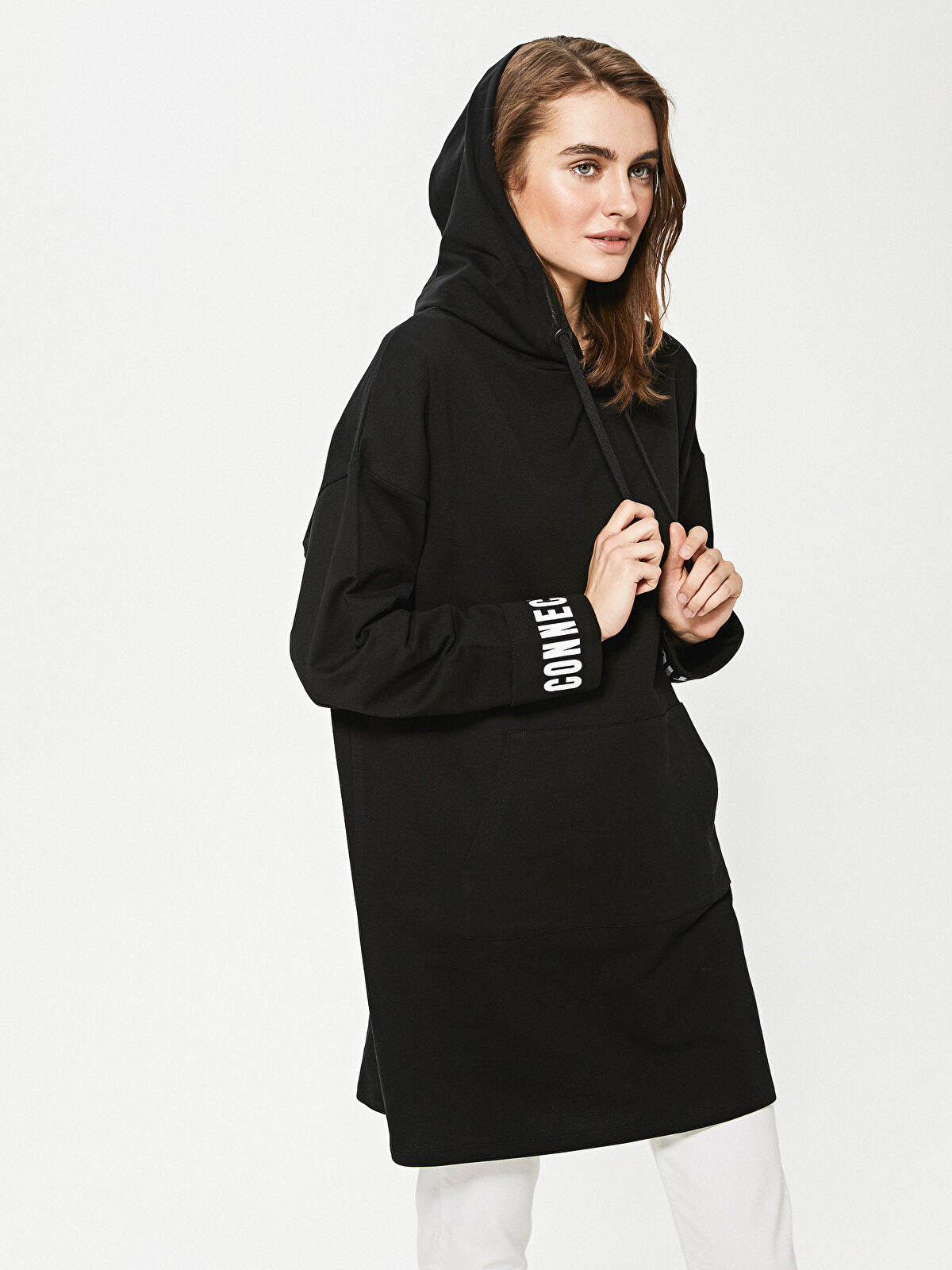 MODEST Kapüşon Yaka Slogan Baskılı Uzun Kollu Kadın Tunik