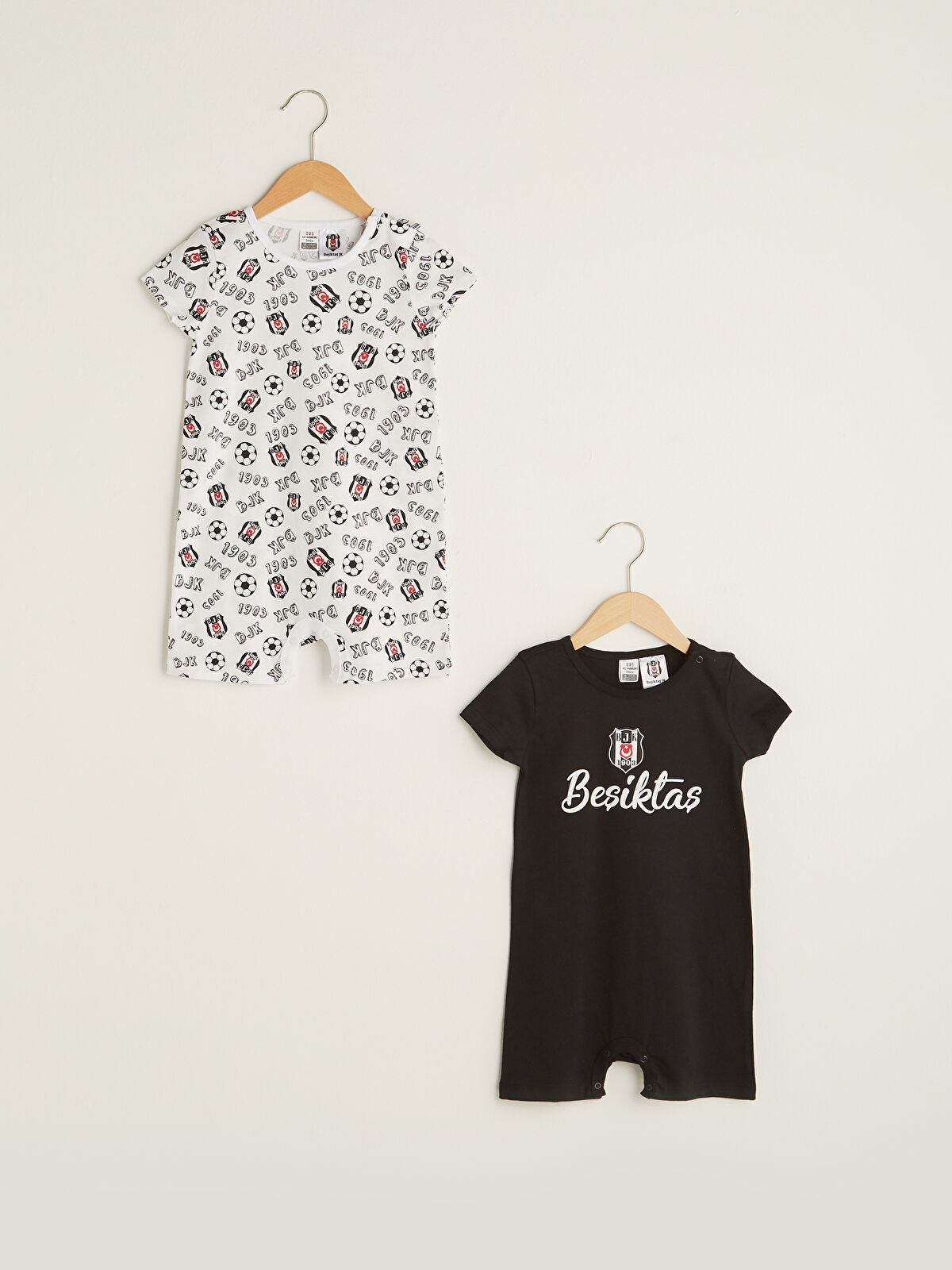 Bisiklet Yaka Kısa Kollu Beşiktaş Baskılı Pamuklu Unisex Bebek Taraftar Tulum 2'li Bisiklet Yaka Kısa Kollu Beşiktaş Baskılı Pamuklu Unisex Bebek Taraftar Tulum 2'li