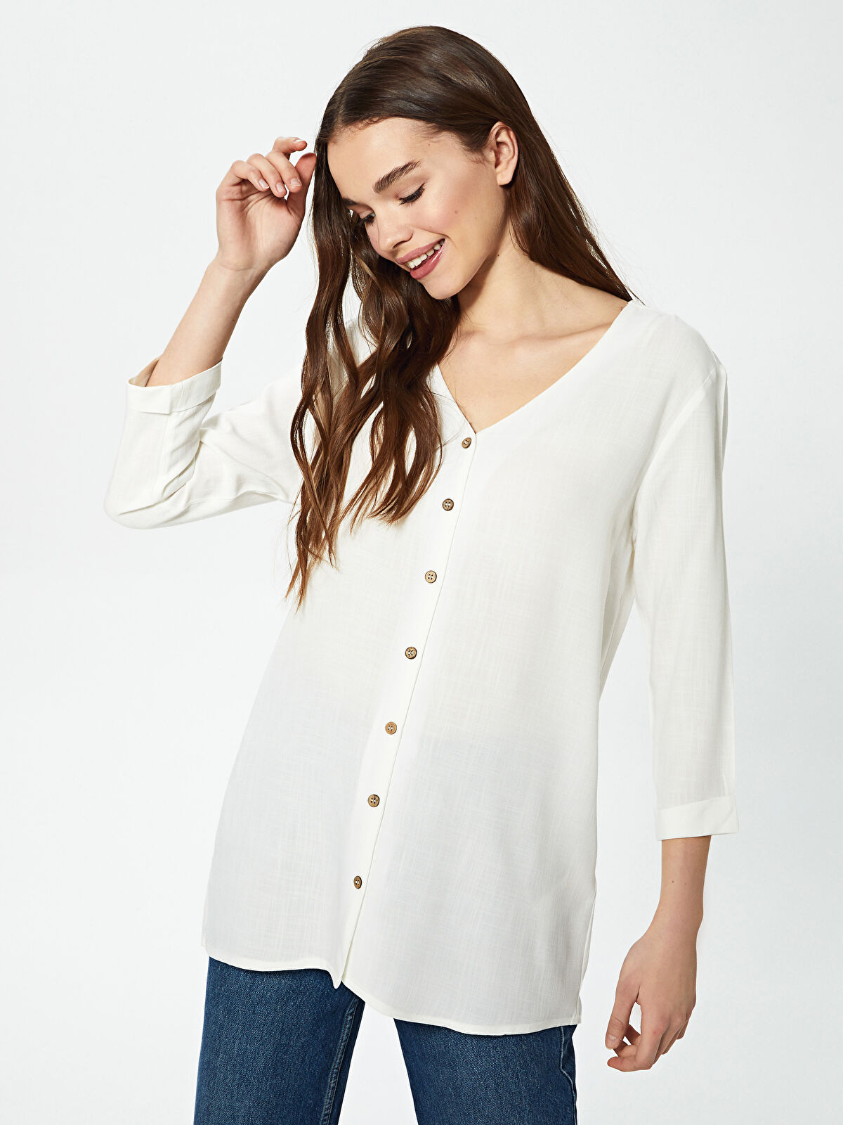 LCW CASUAL V Yaka Düğme Kapamalı Uzun Kollu Poplin Kadın Bluz LCW CASUAL V Yaka Düğme Kapamalı Uzun Kollu Poplin Kadın Bluz