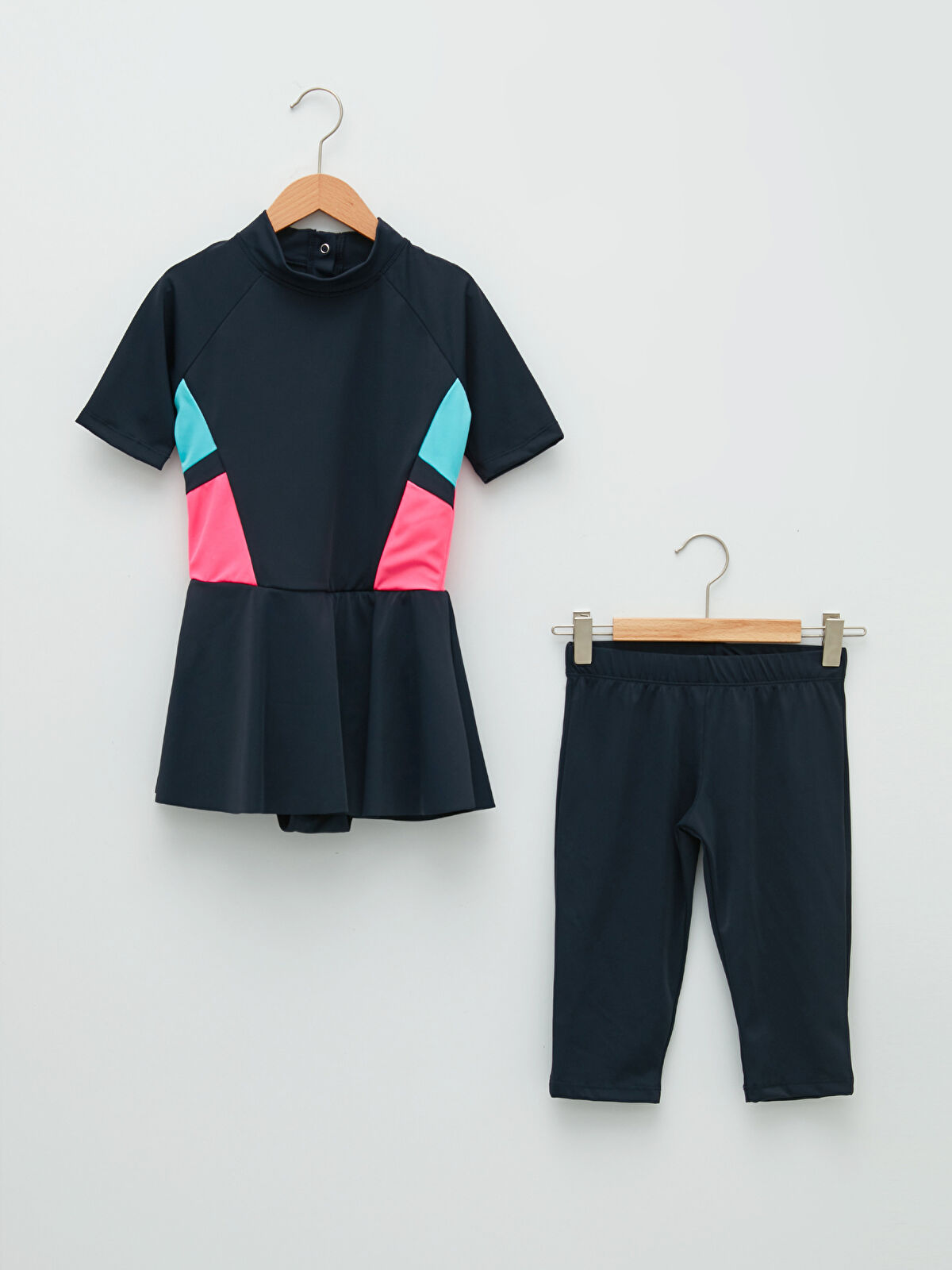 Esnek Kumaştan Renk Bloklu Kısa Kollu Kız Çocuk Etekli Mayo ve Tayt